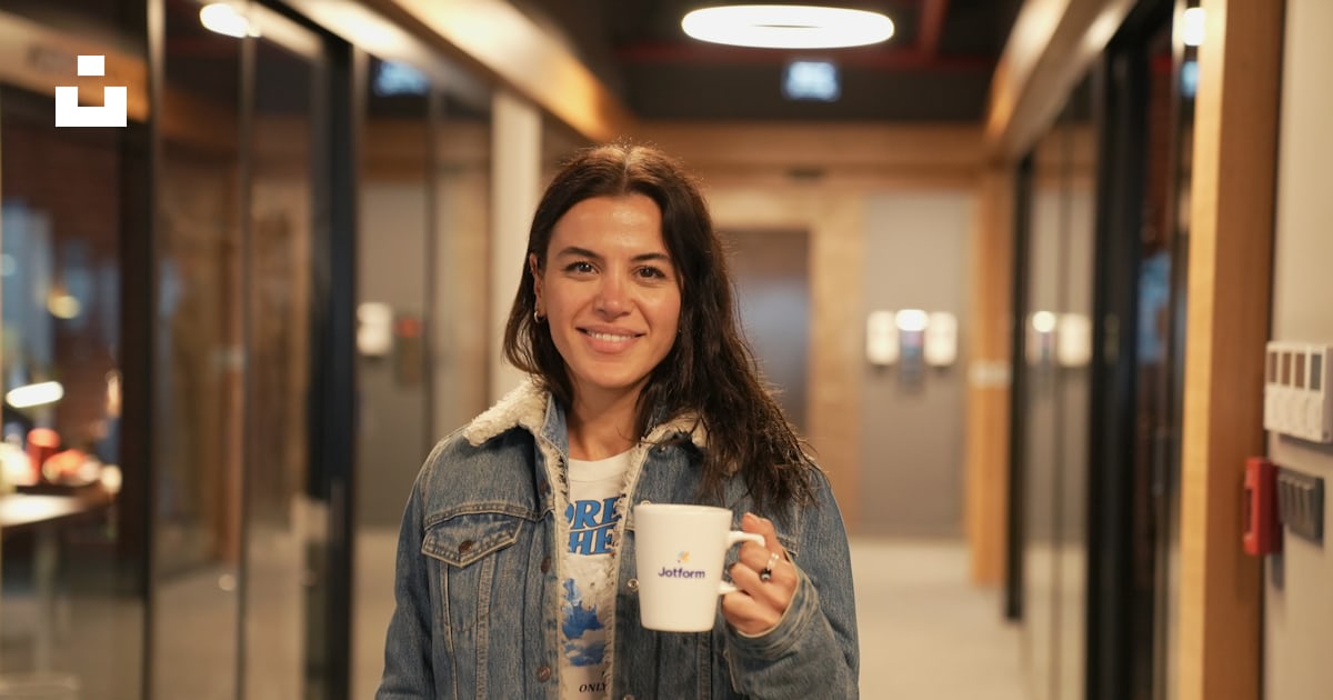 Une Femme Tenant Une Tasse De Café Dans Un Couloir Photo Photo Le