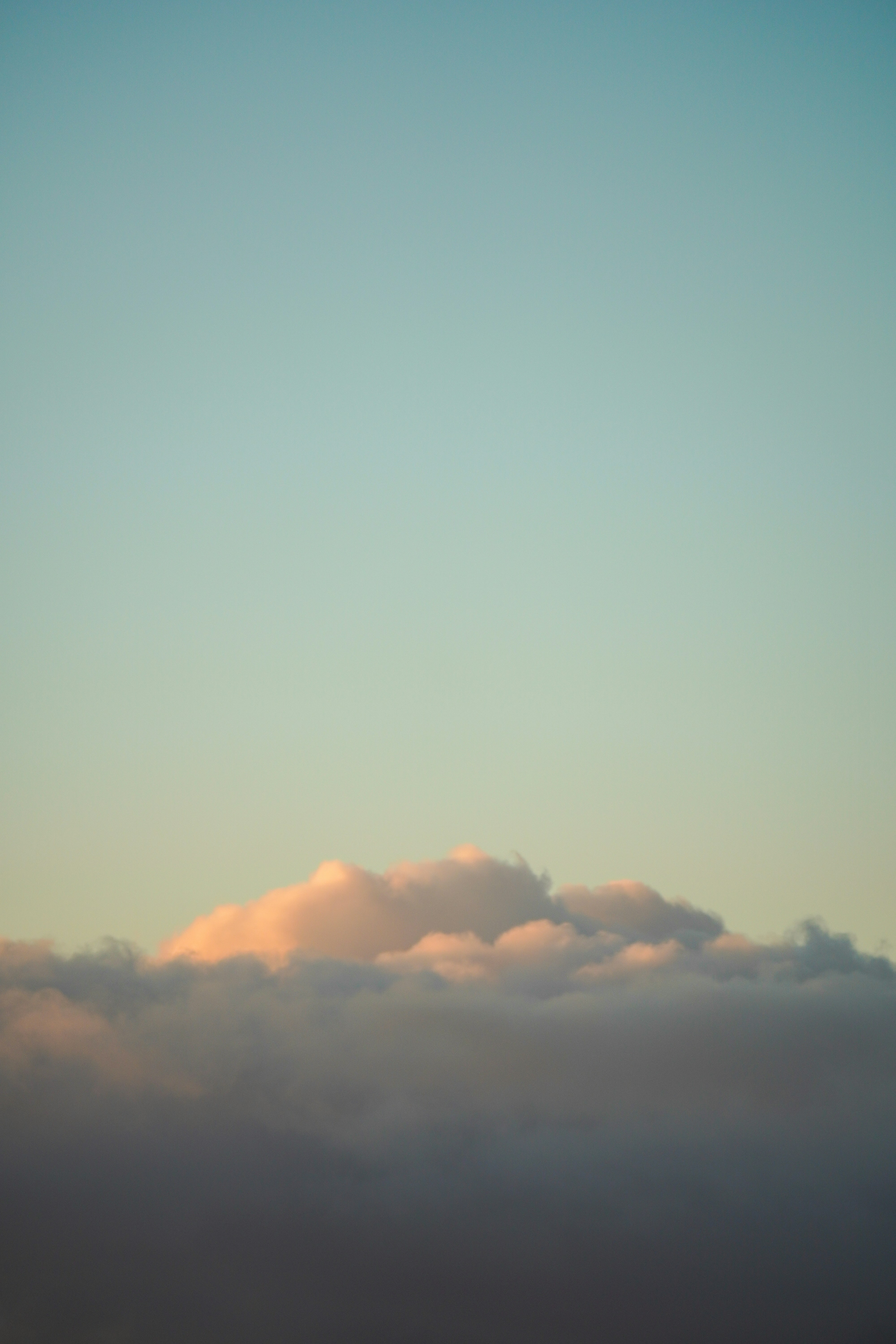 Un avion vole haut dans le ciel photo – Photo gratuite sur Unsplash