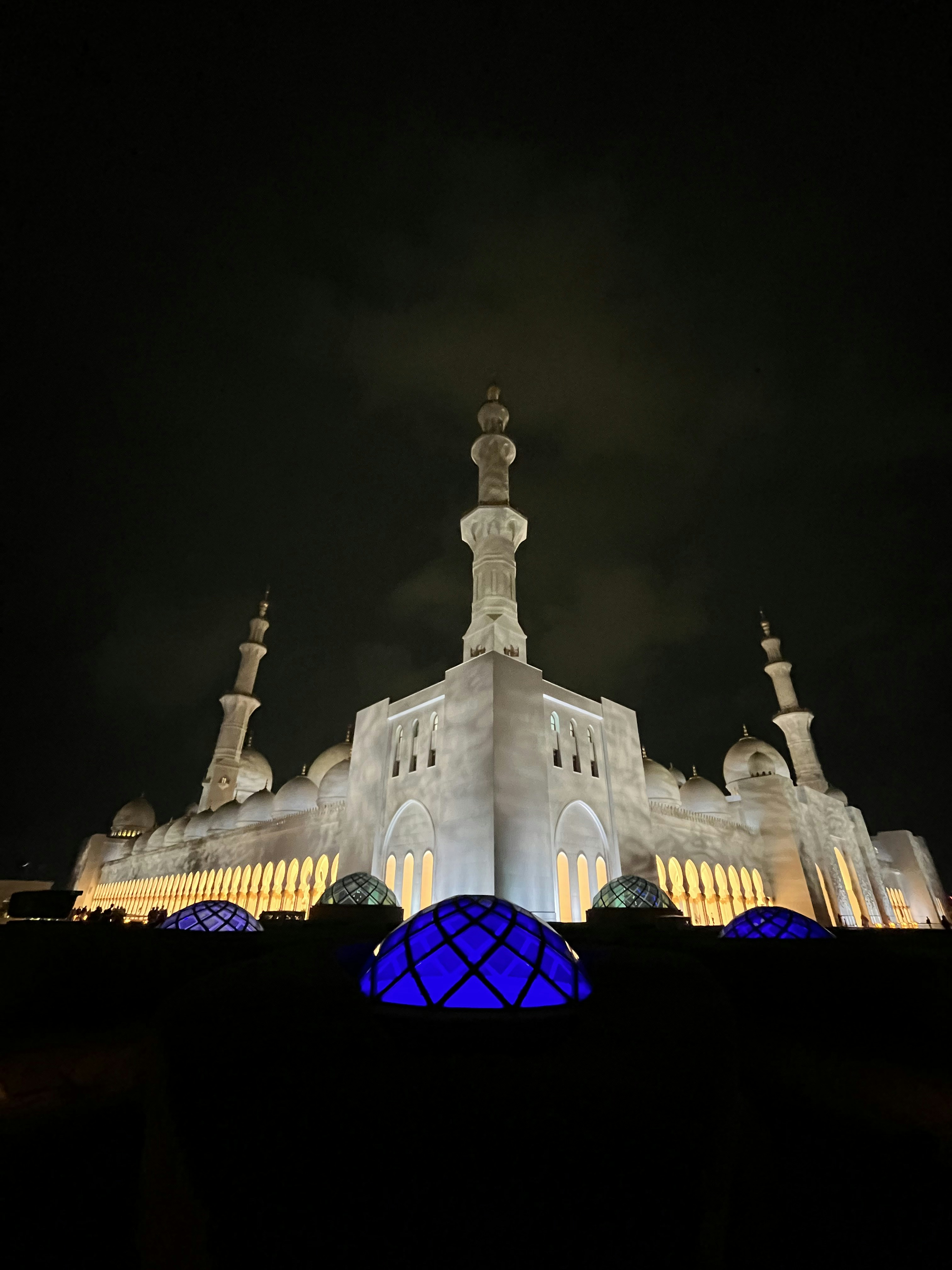 Majestic Mosque at Night: Illumination on a Crescented Skyline