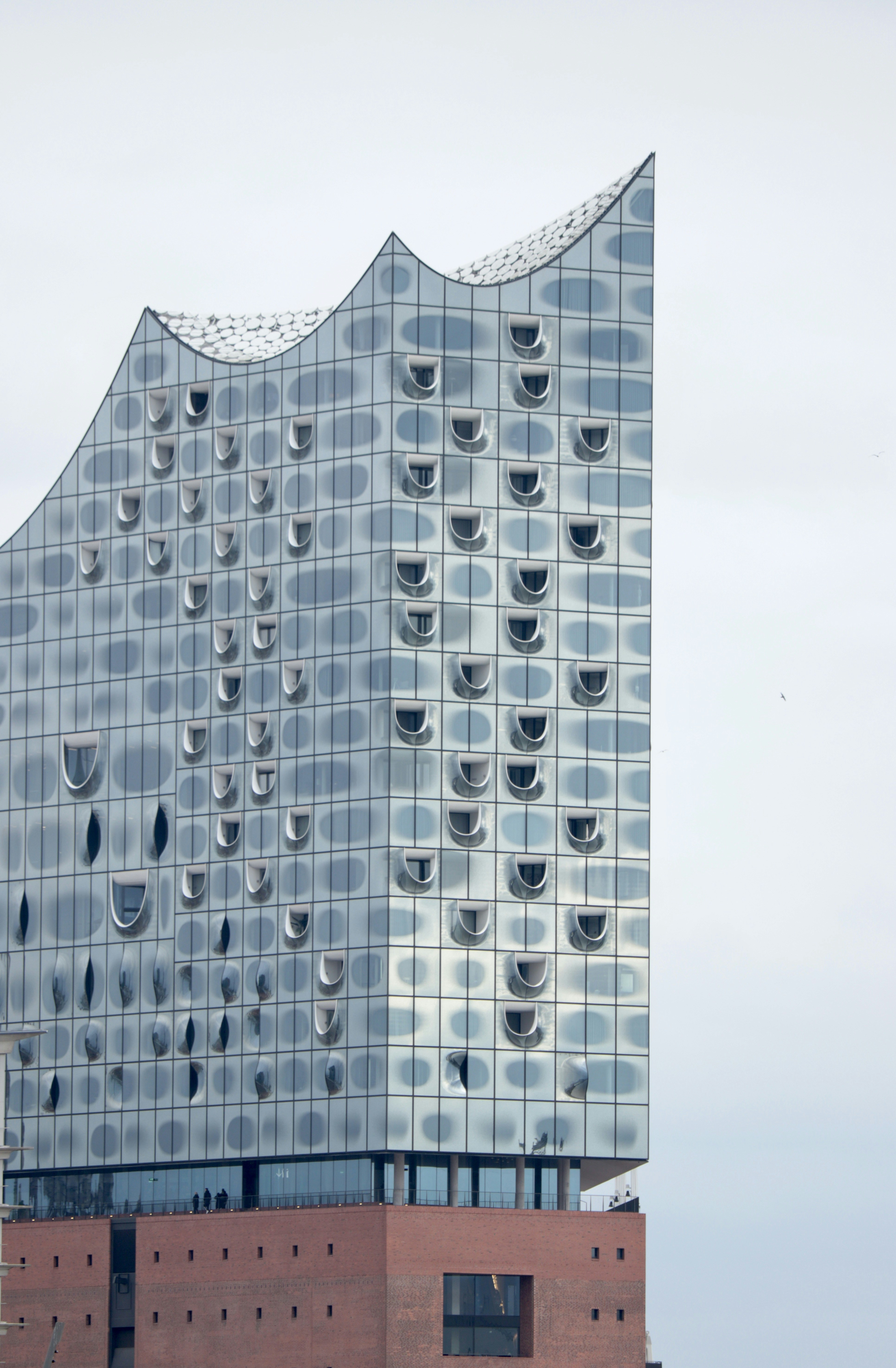 Wavecrest Glass: A Faceted Tower with Echoing Orbs