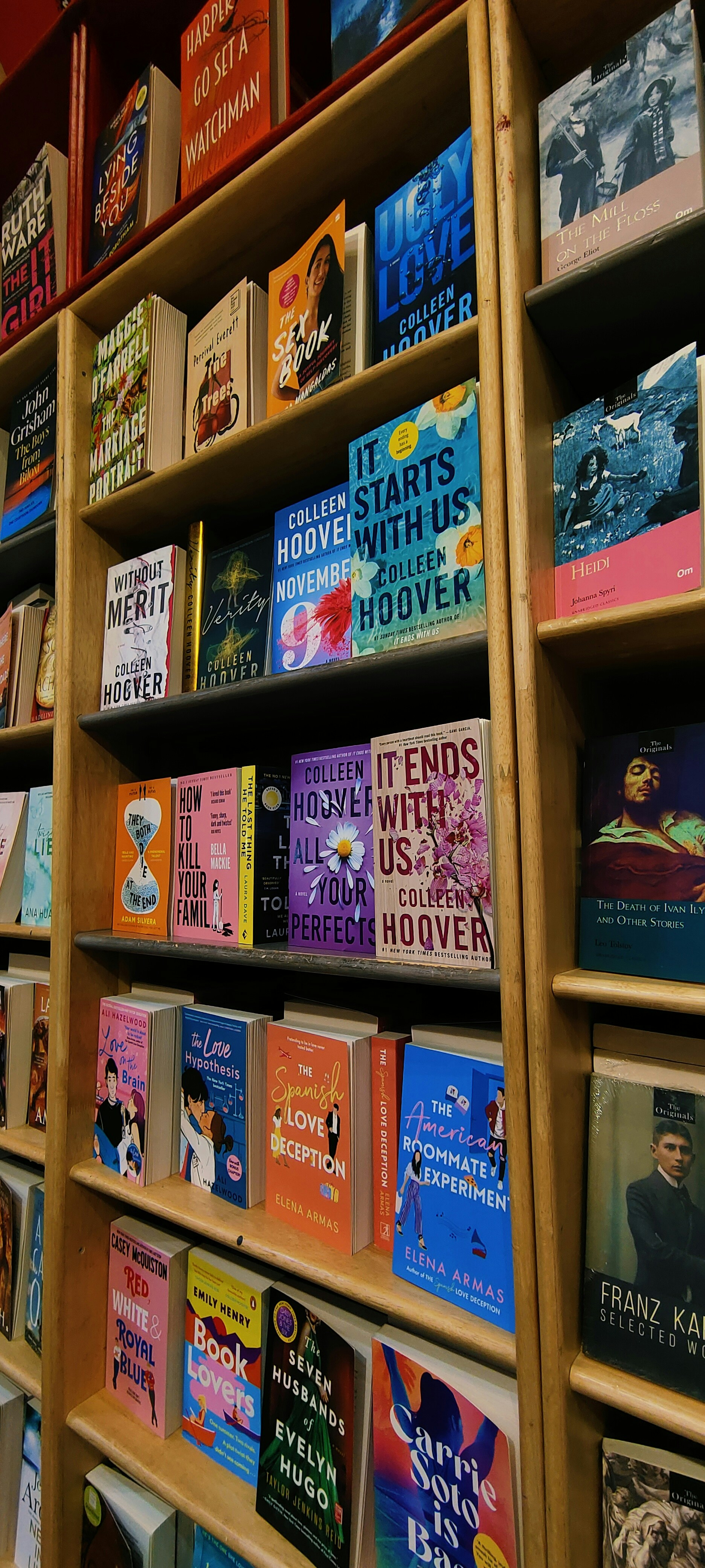 Foto Rak buku yang dipenuhi dengan banyak buku di atas rak kayu ...