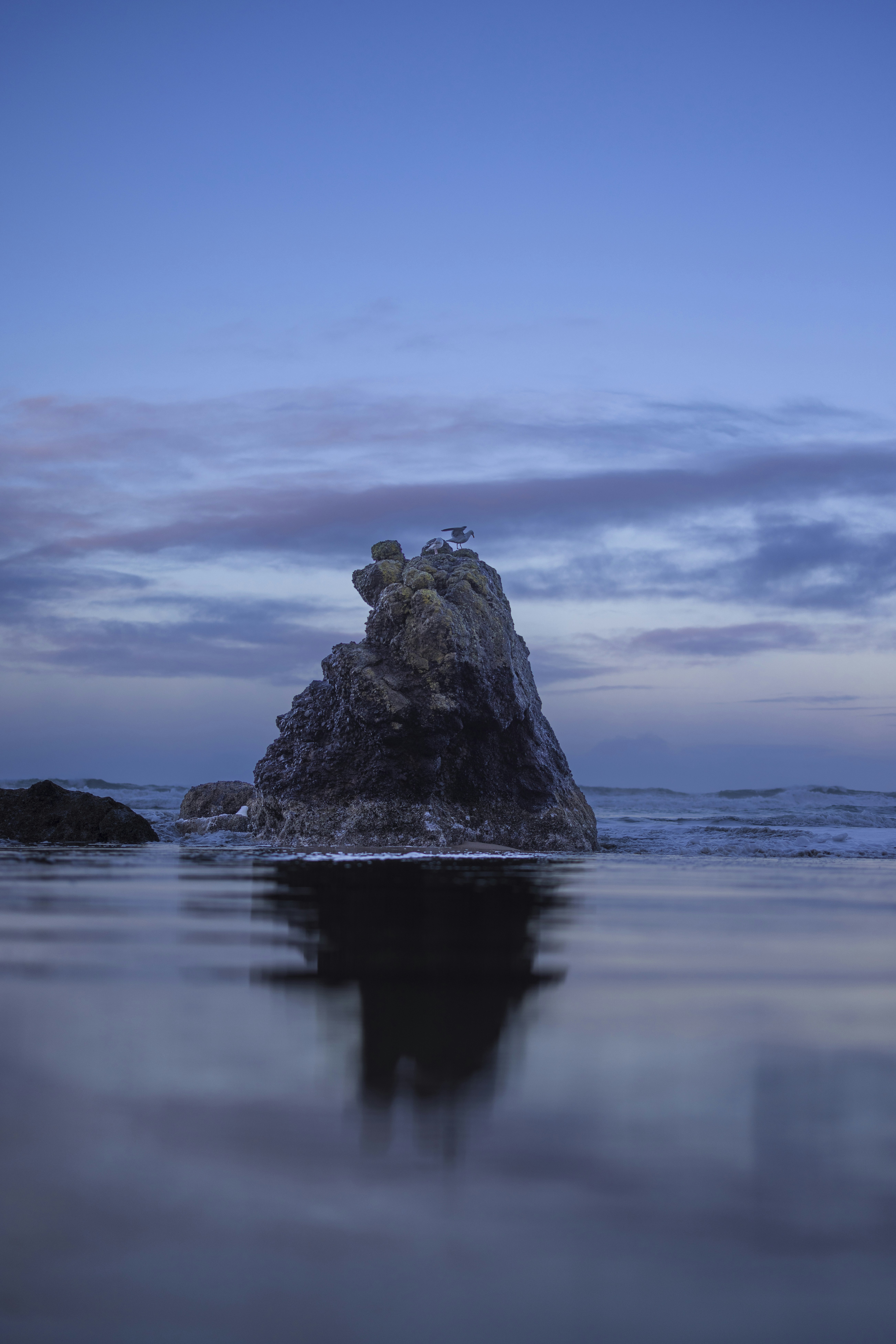 Un rocher au milieu d’un plan d’eau photo – Photo Terrain Gratuite sur ...