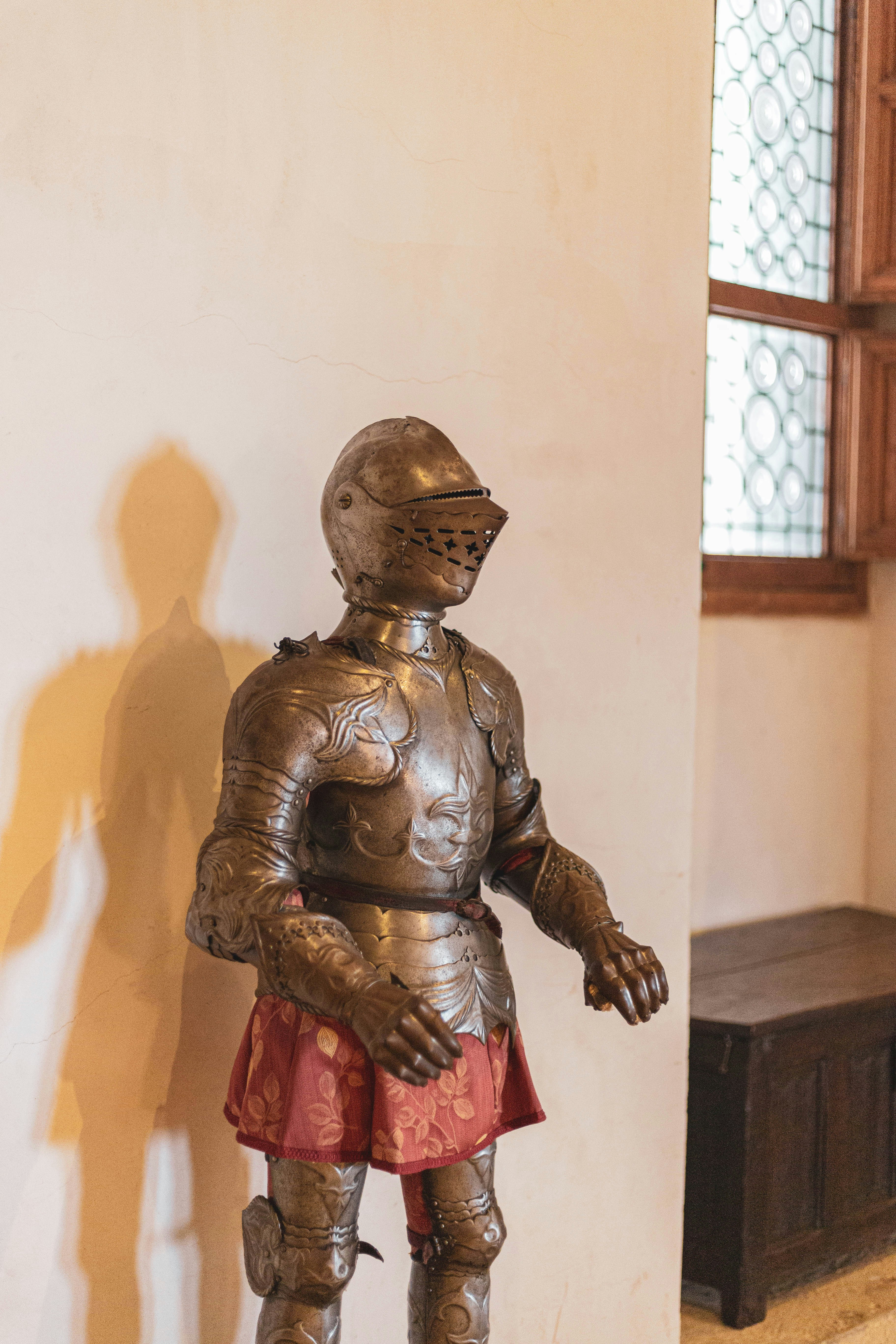 Une statue en bronze d’un homme en armure photo – Photo Armure Gratuite ...
