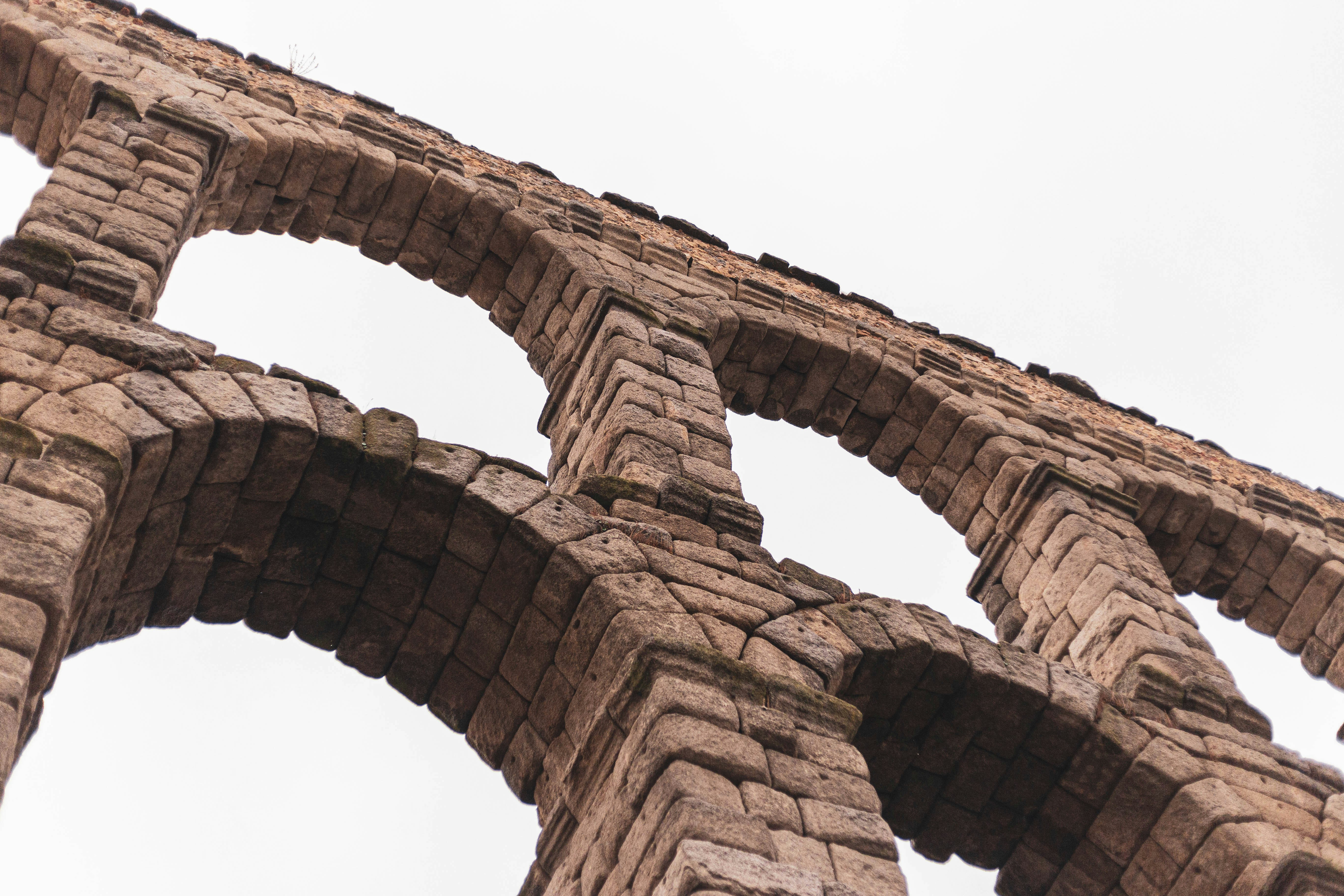 Une très haute structure en briques avec un fond de ciel photo – Image ...