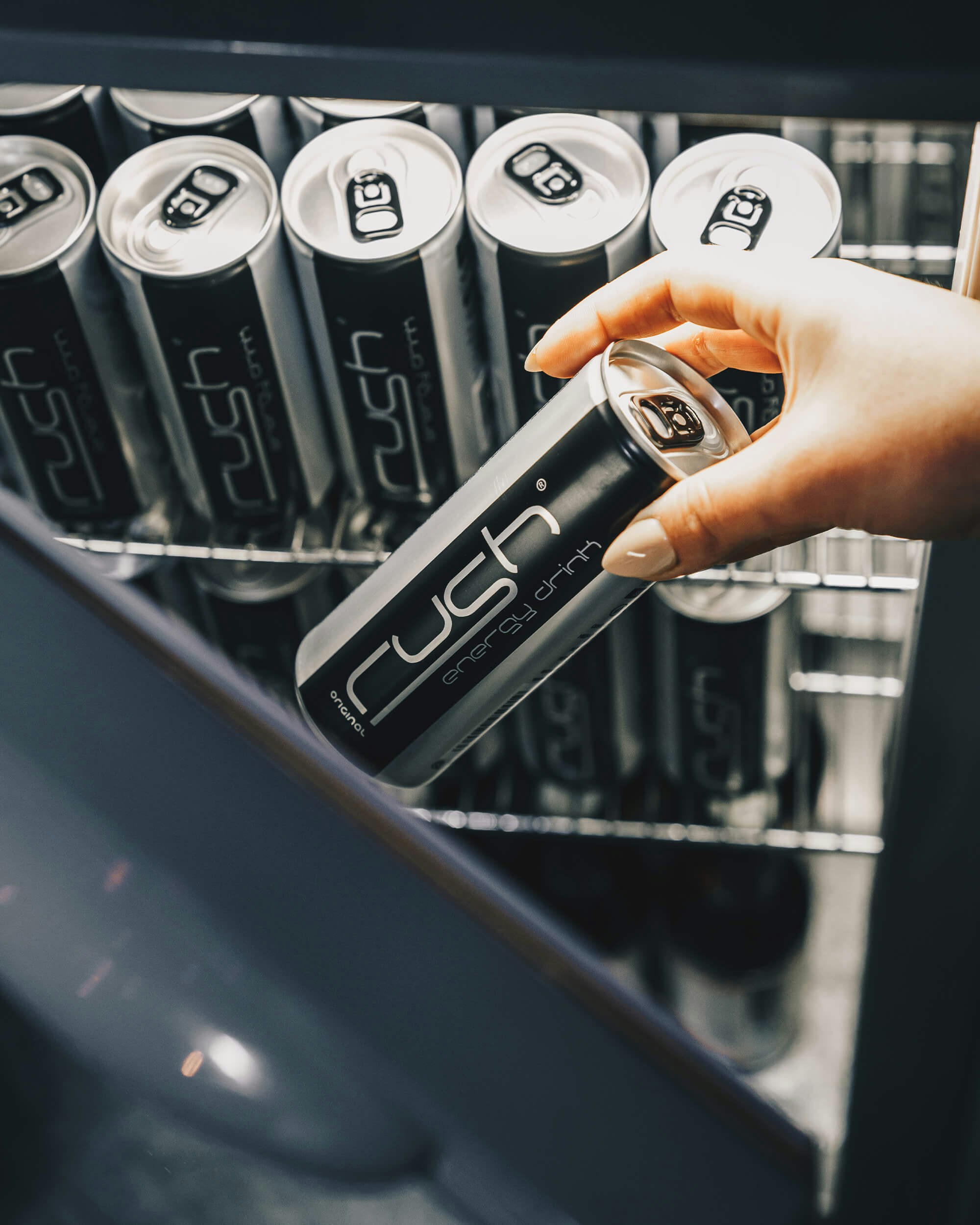 Foto Una persona sosteniendo una lata de refresco frente a un ...