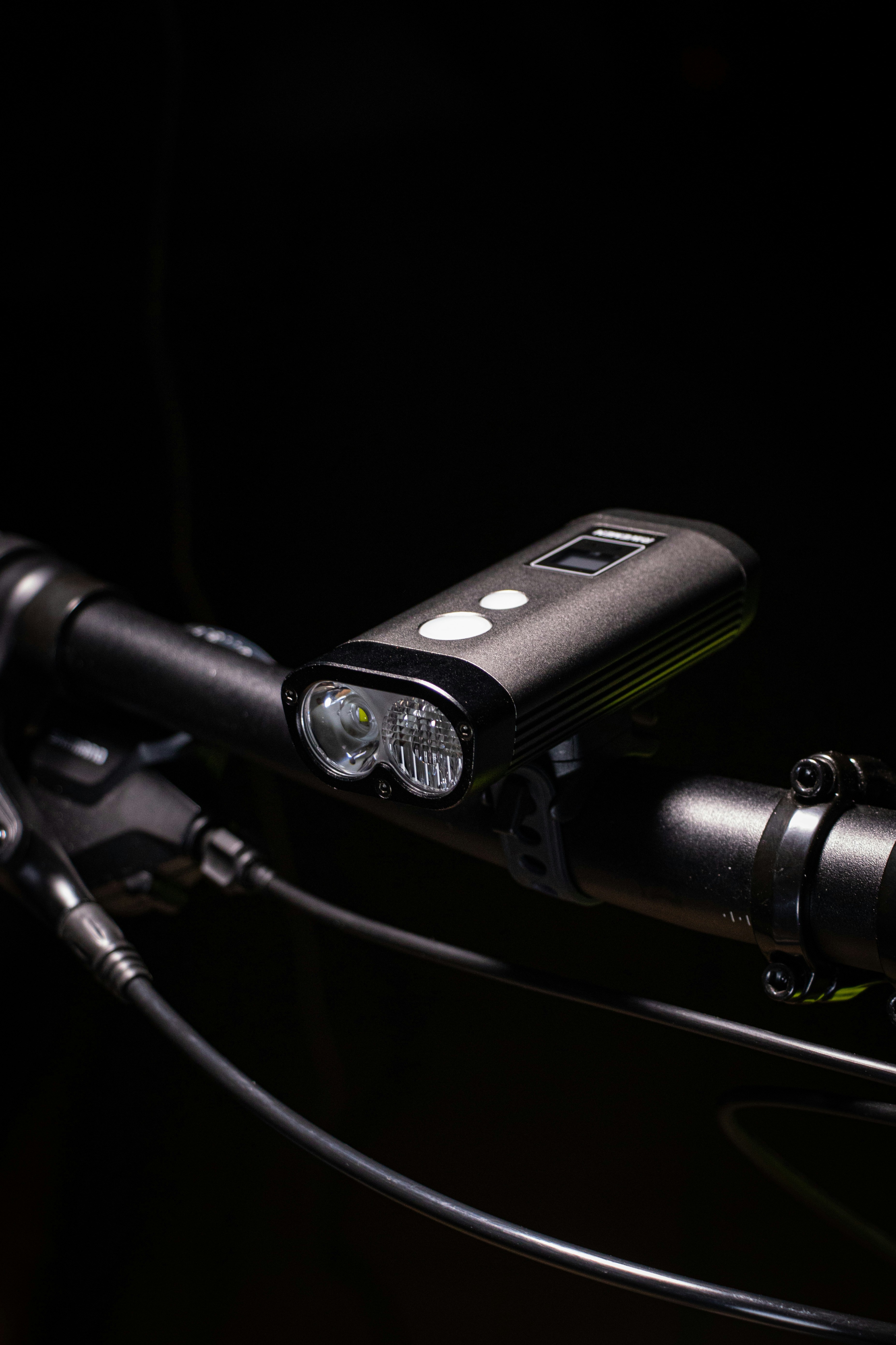 Onboard Night Beacon: Dual-LED Headlamp on a Bicycle Handlebar