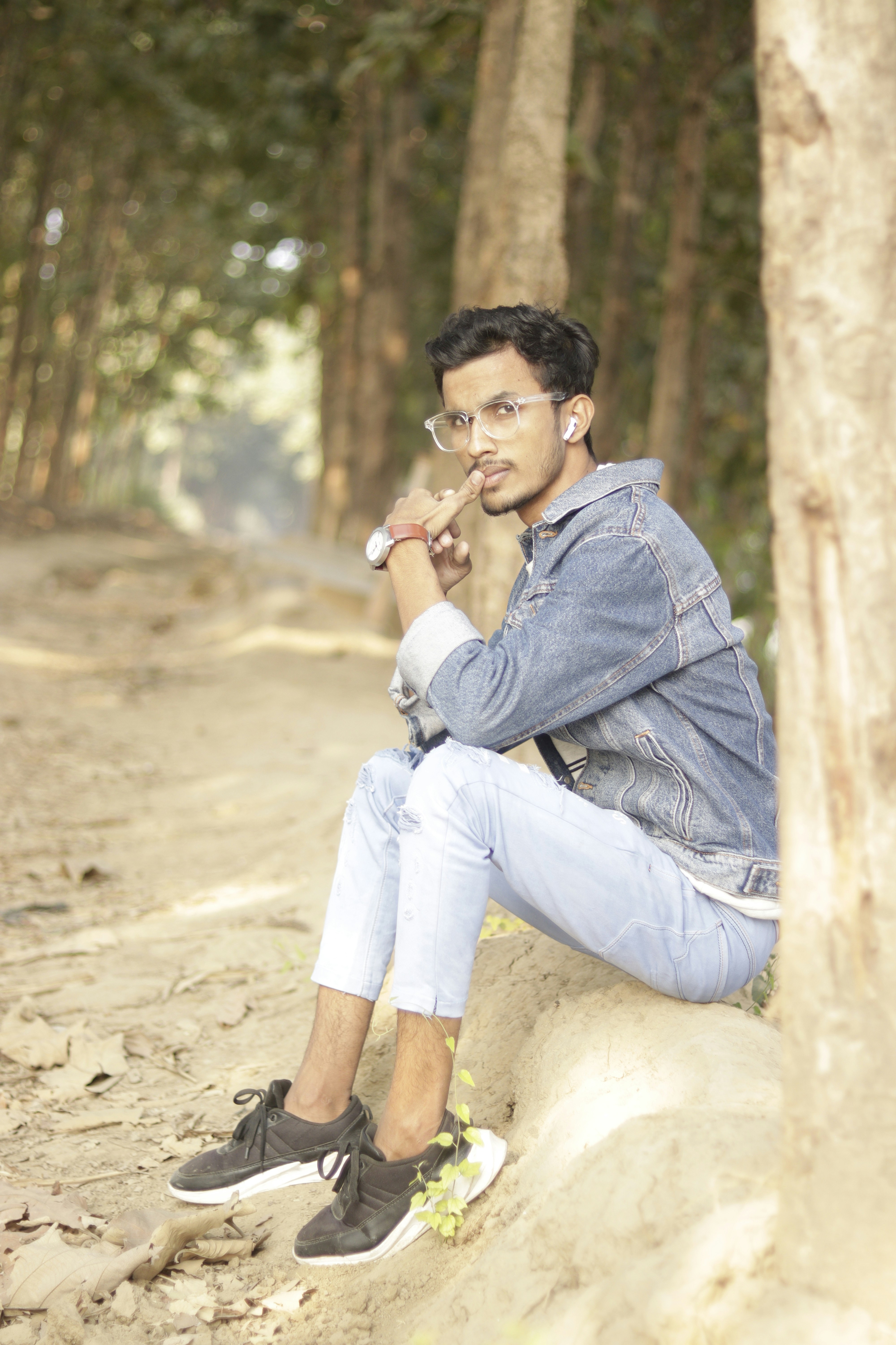 A man sitting on a rock smoking a cigarette photo – Free Image on Unsplash