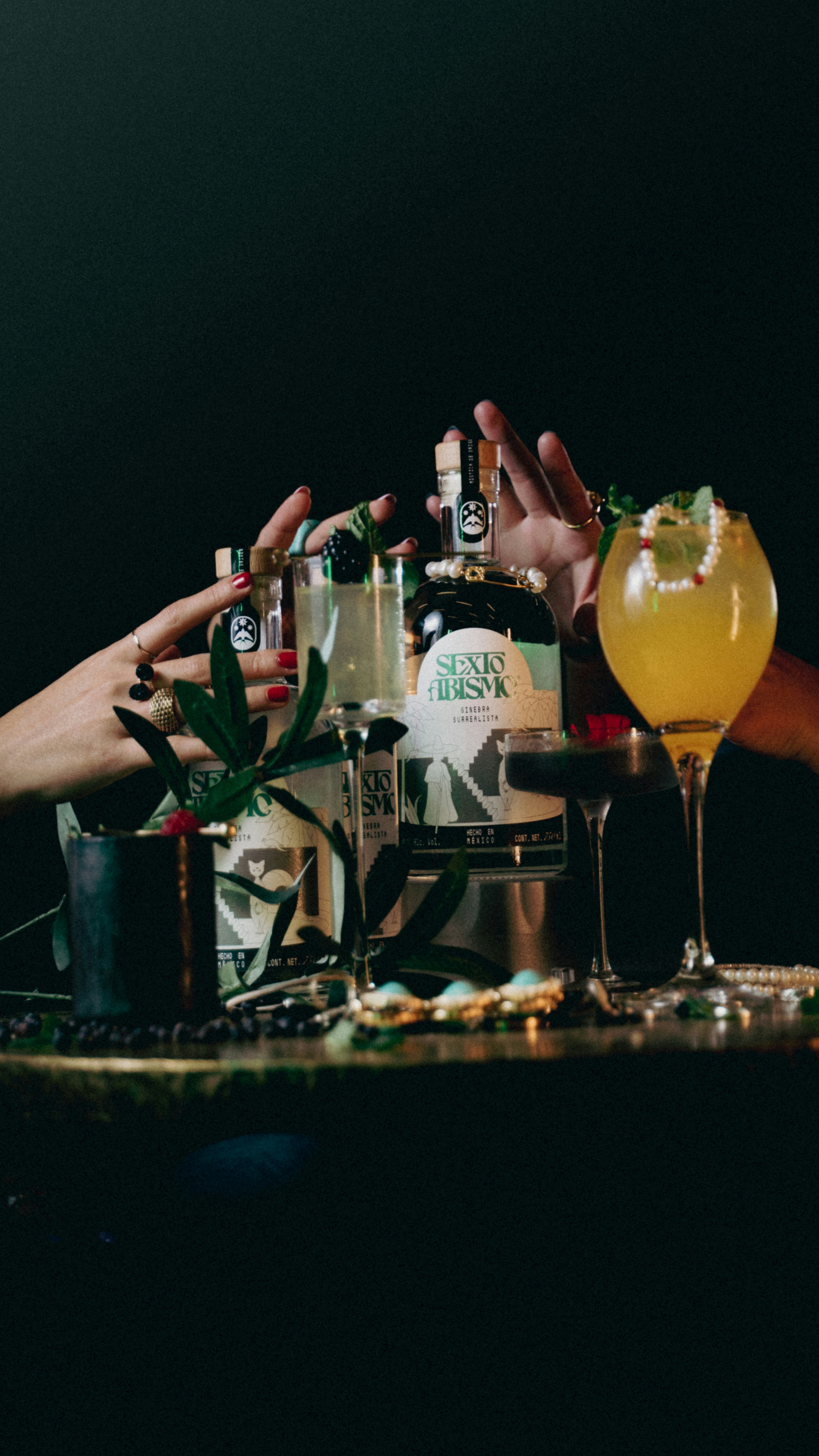 Foto Una mesa cubierta con muchas botellas de alcohol – Imagen Cóctel ...
