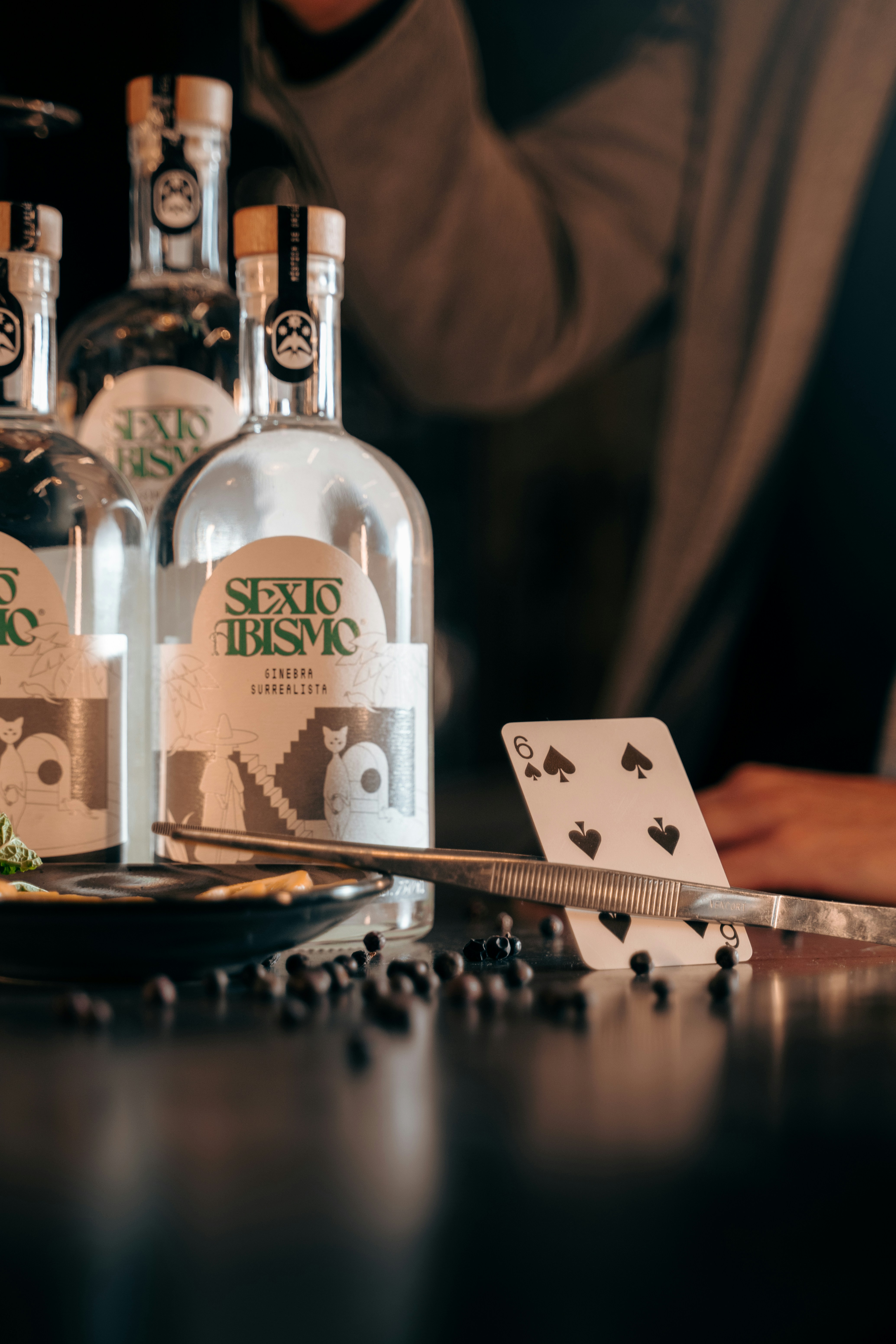 Foto Una mesa cubierta con muchas botellas de alcohol – Imagen ...