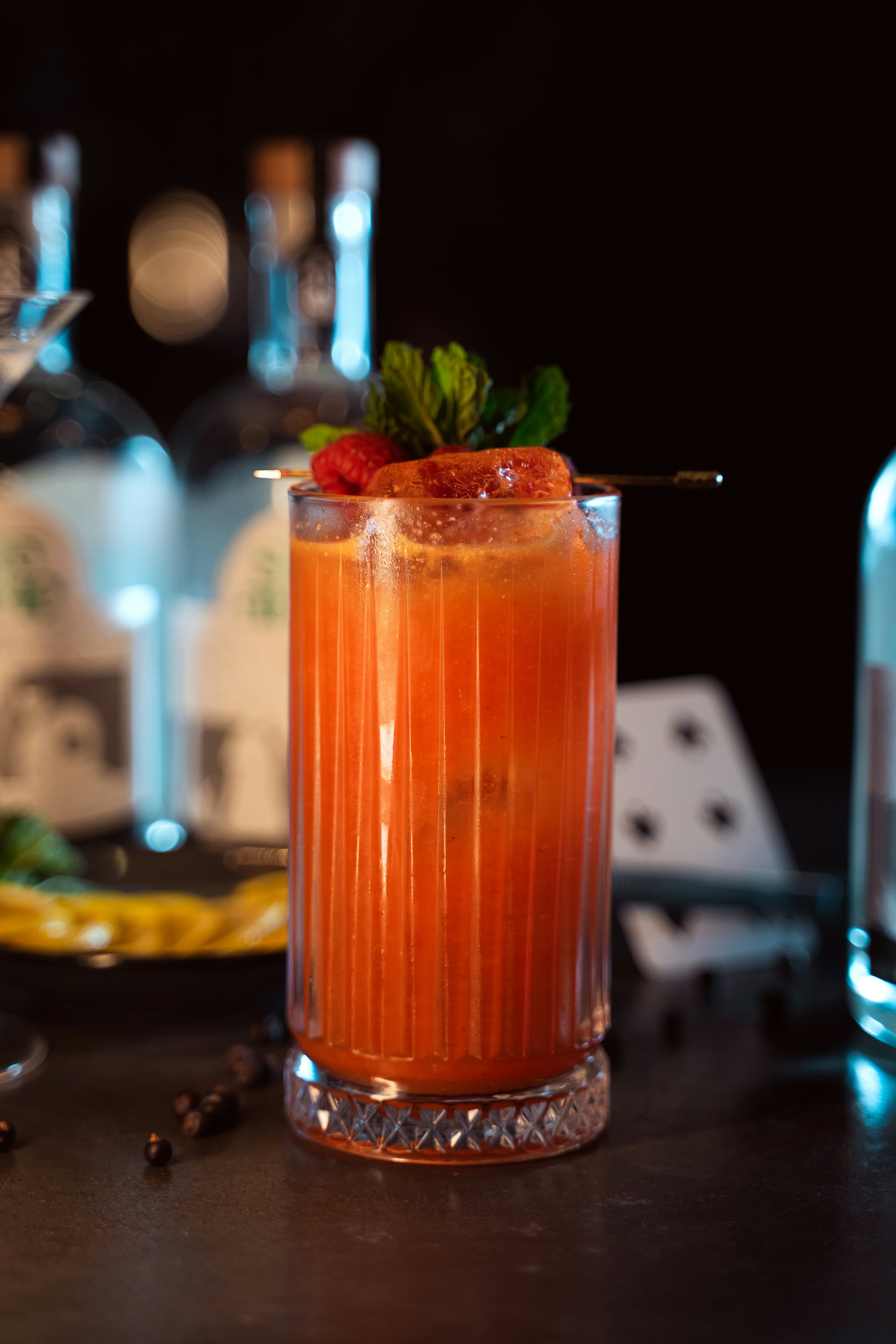 Un grand verre rempli d’une boisson sur une table photo – Photo ...