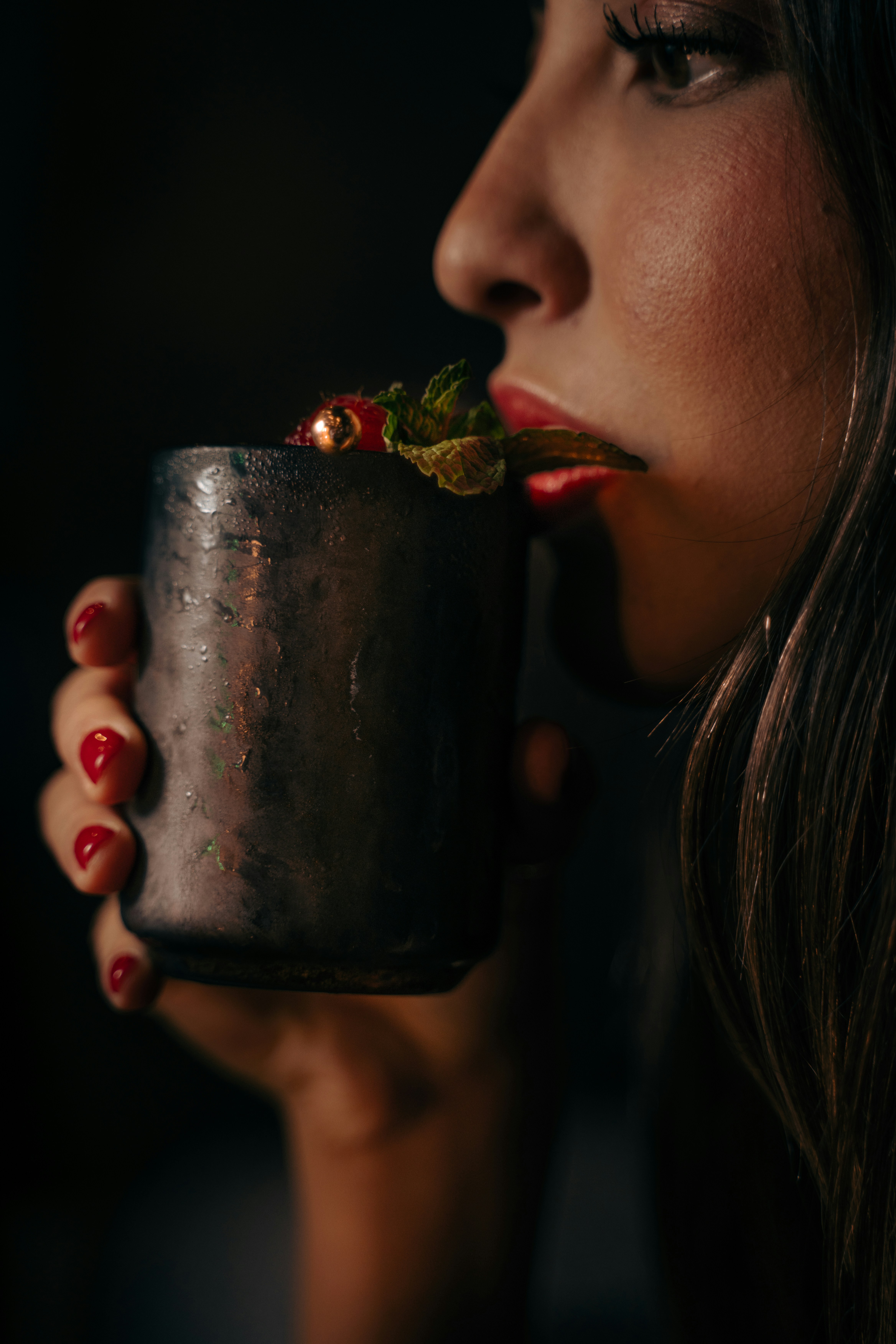 Crimson Nails and a Coal-Black Mug: A Quiet Late-Night Sip