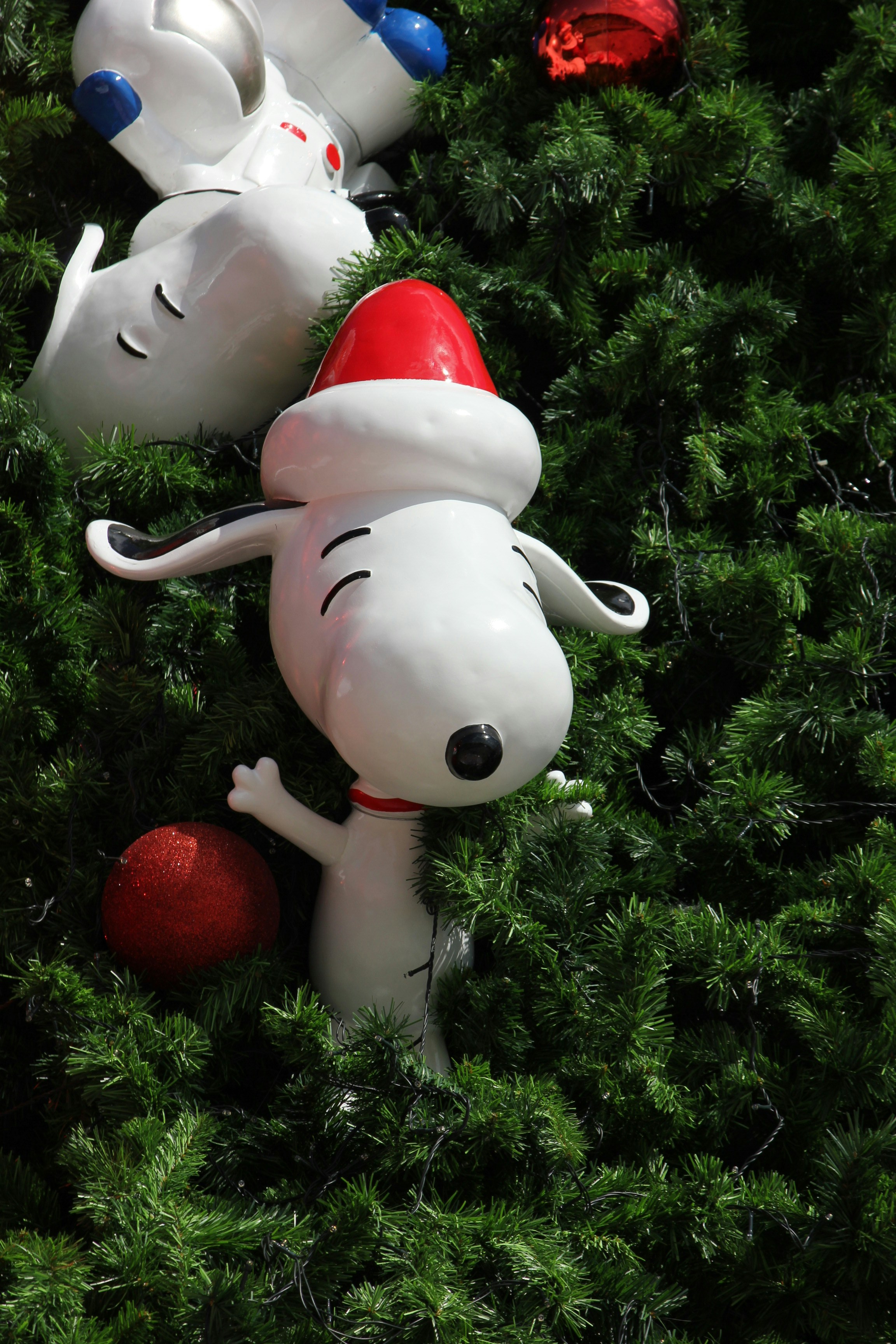 A group of snoopy figures in a christmas tree photo – Free Ubon ...