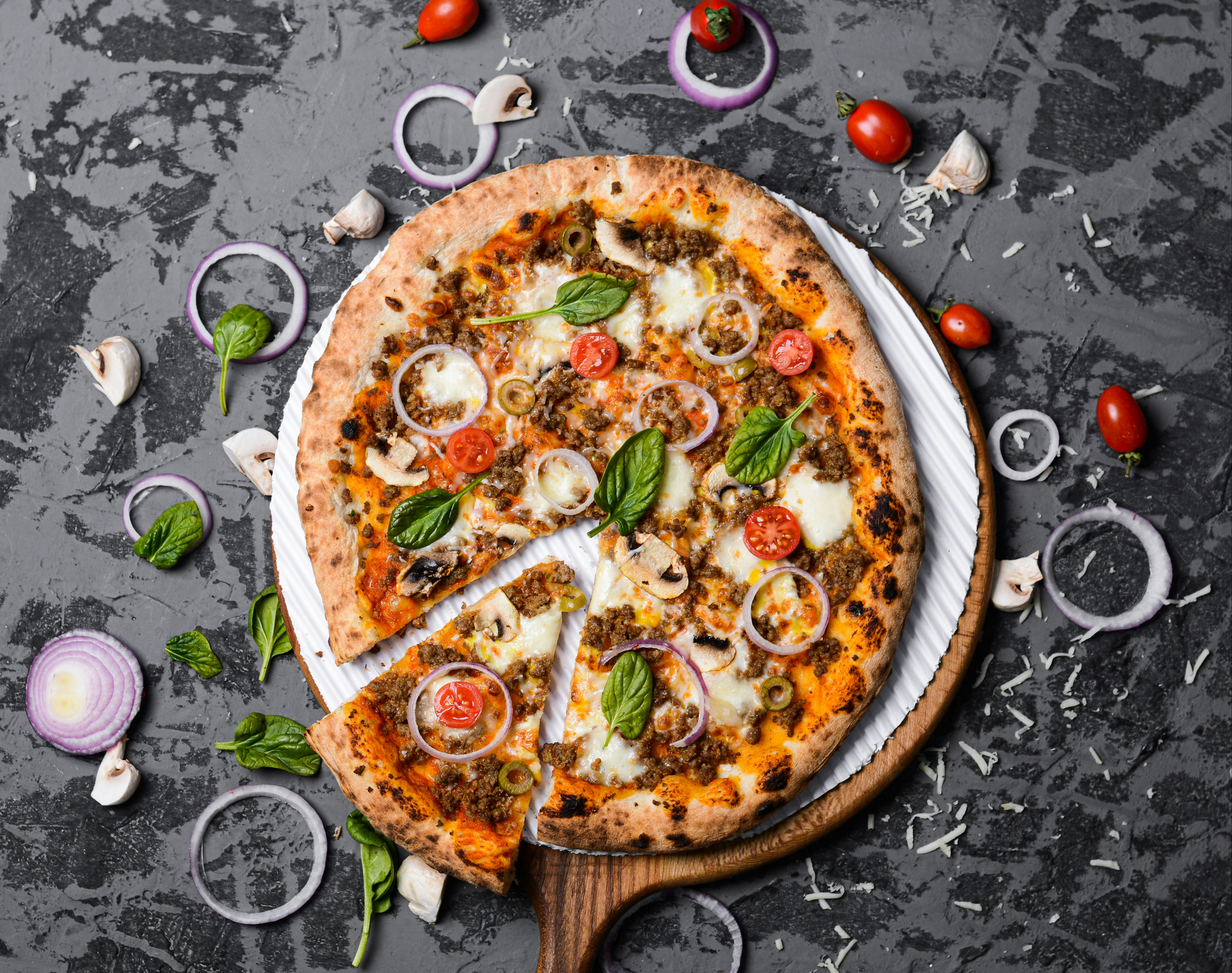 A pizza sitting on top of a white plate photo – Free Food Image on Unsplash