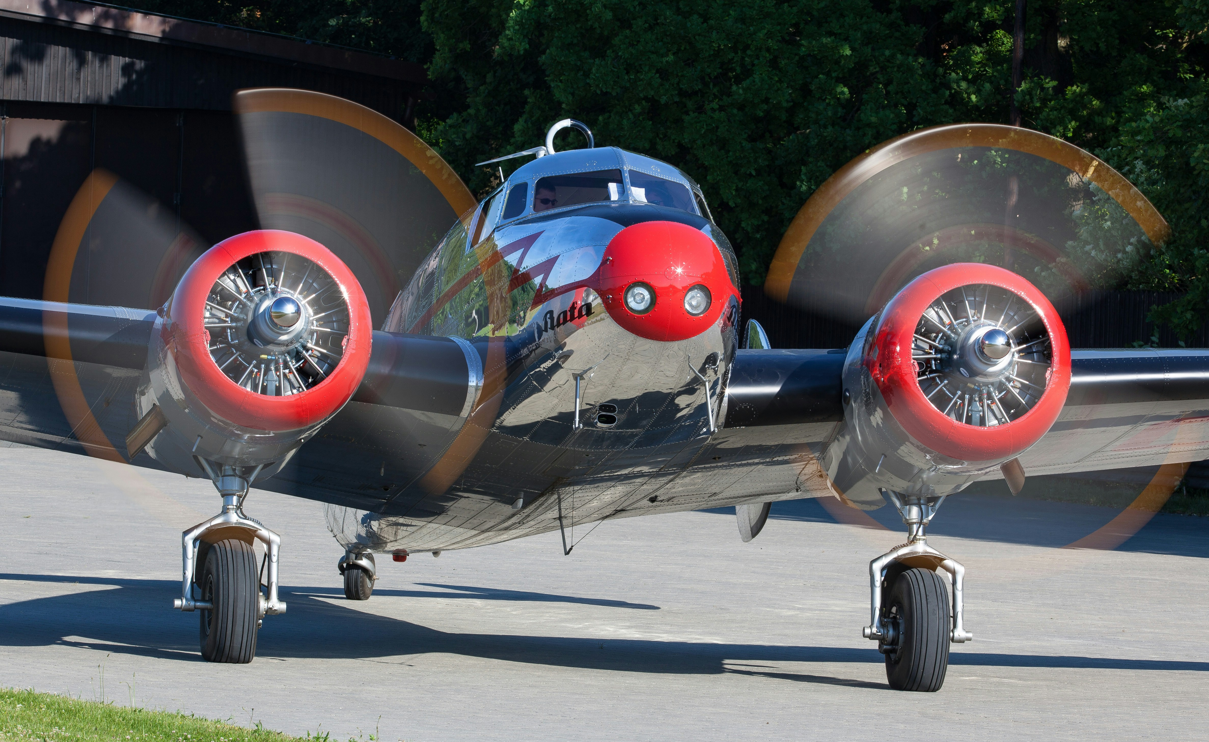 A small propeller plane sitting on top of a tarmac photo – Free ...
