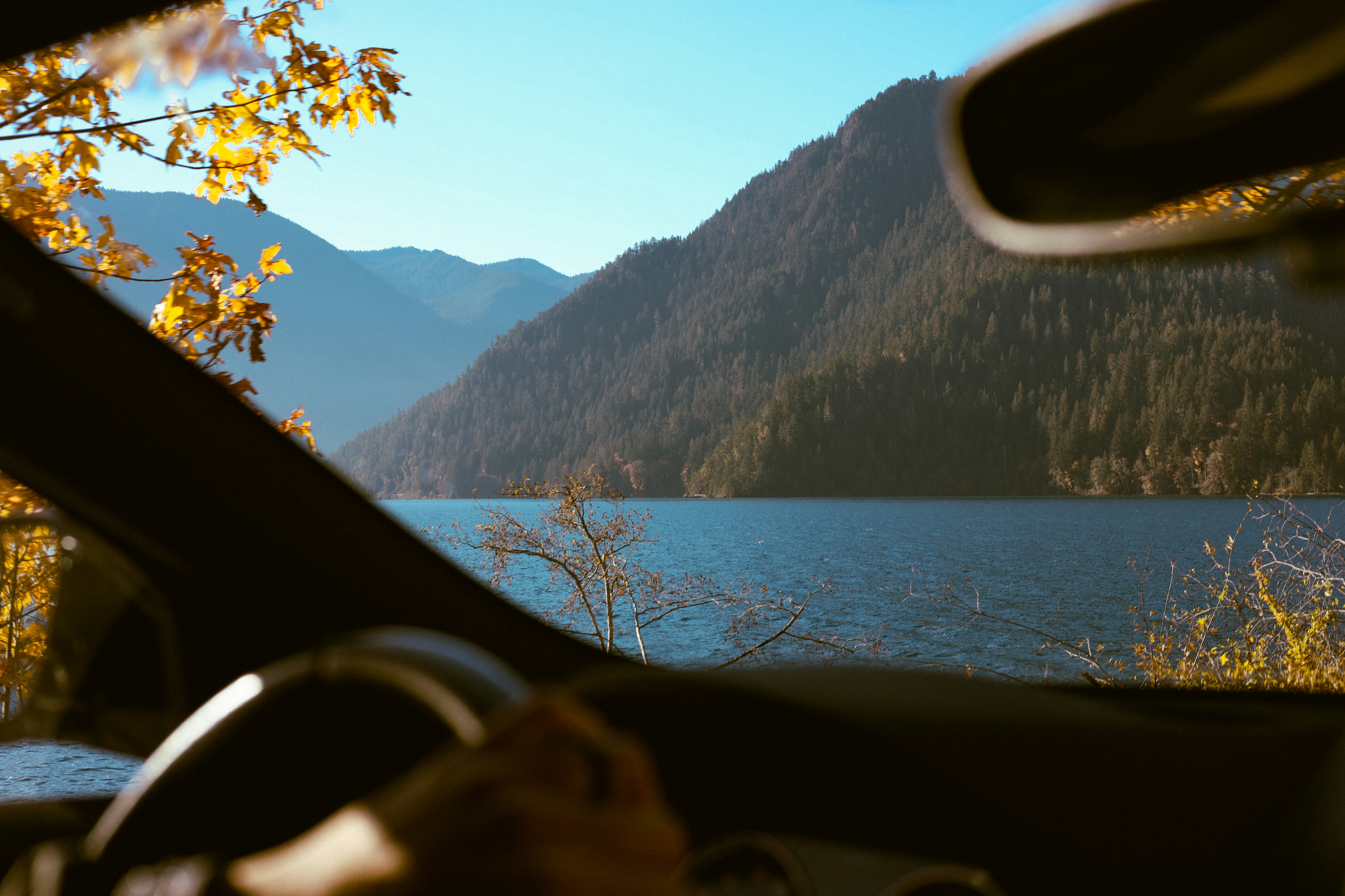Une vue d’un lac de l’intérieur d’une voiture photo – Photo Washington ...