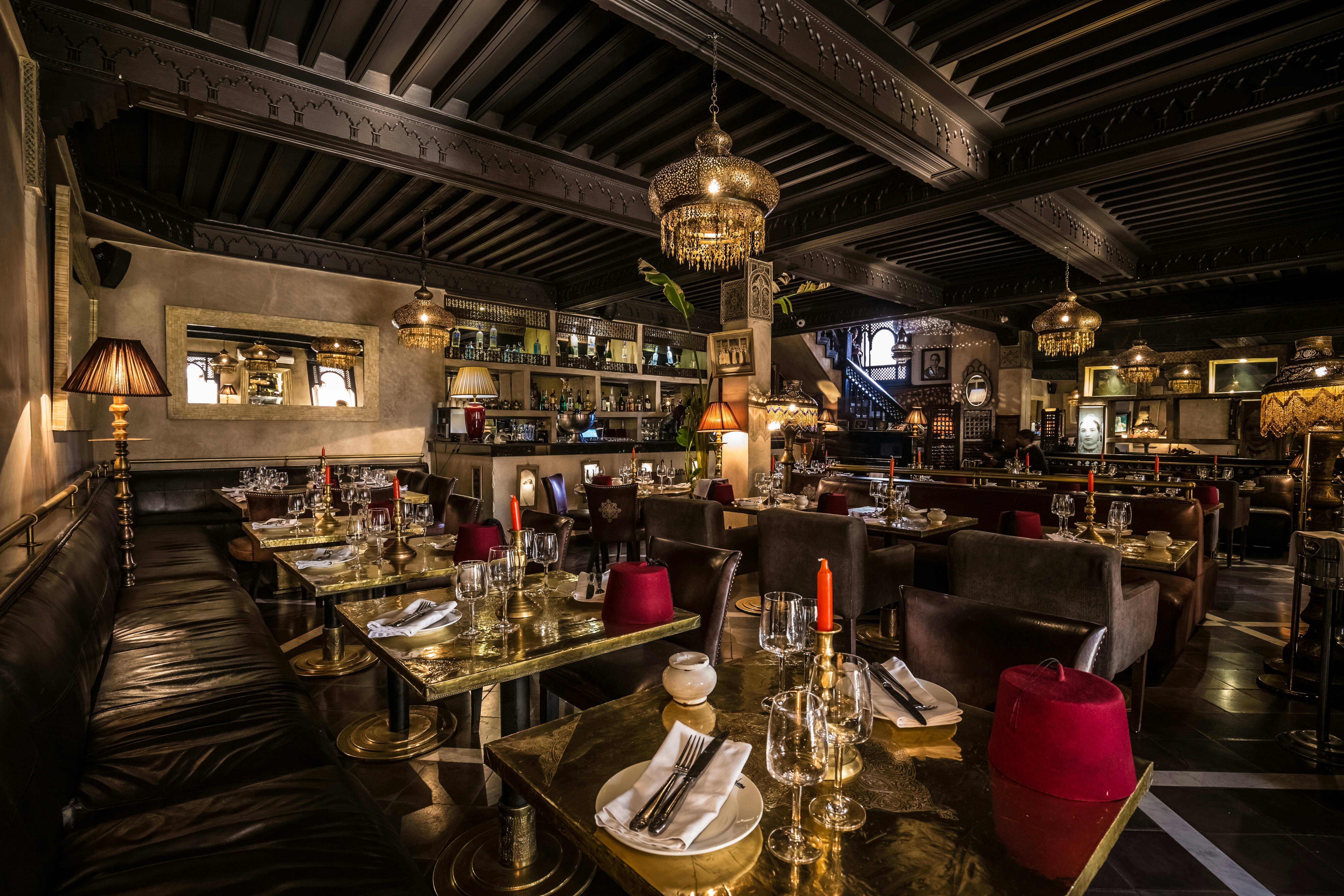 A dimly lit restaurant with tables and chairs photo – Free Restaurant ...