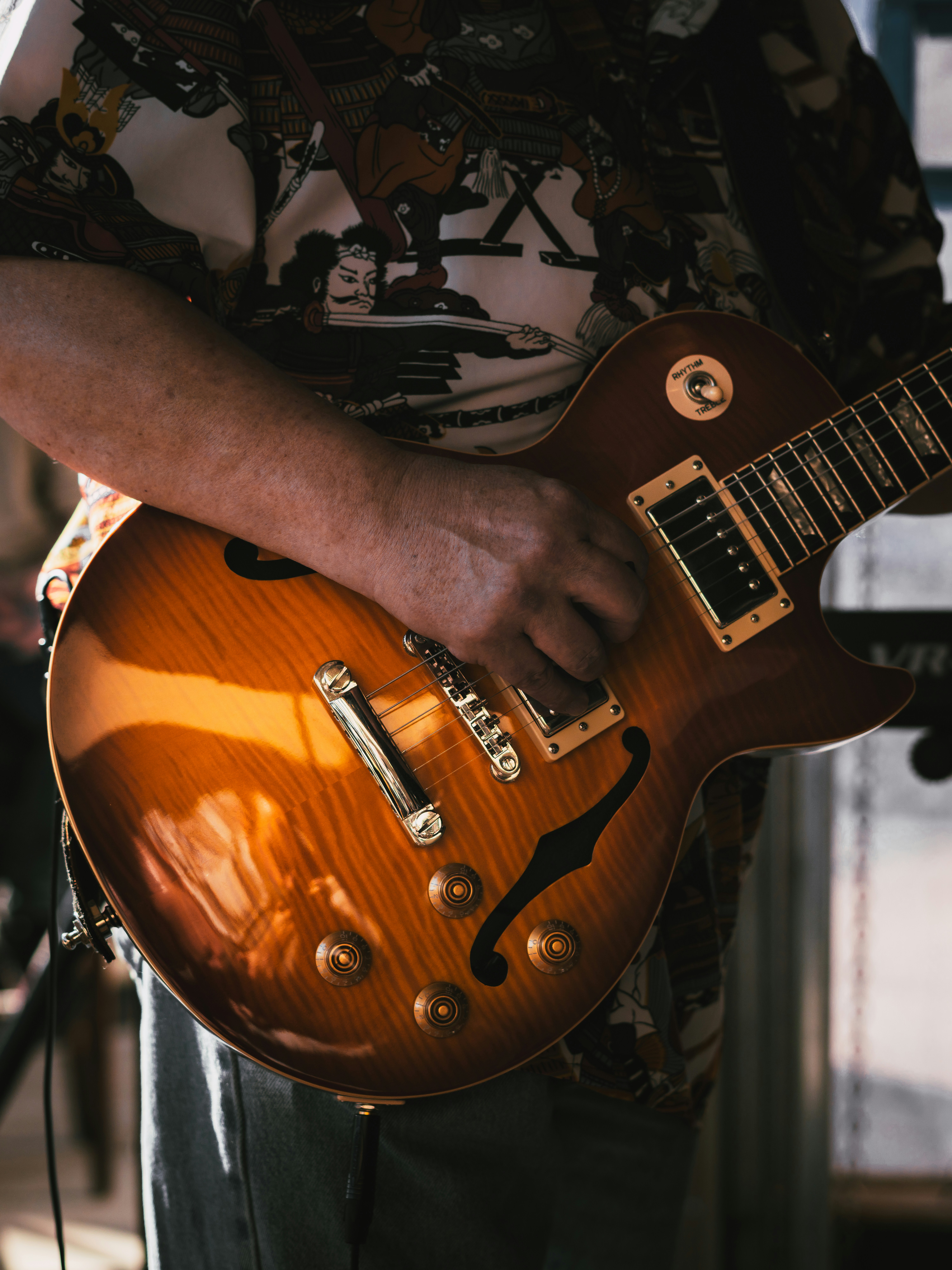Un primer plano de una persona sosteniendo una guitarra foto – Imagen ...