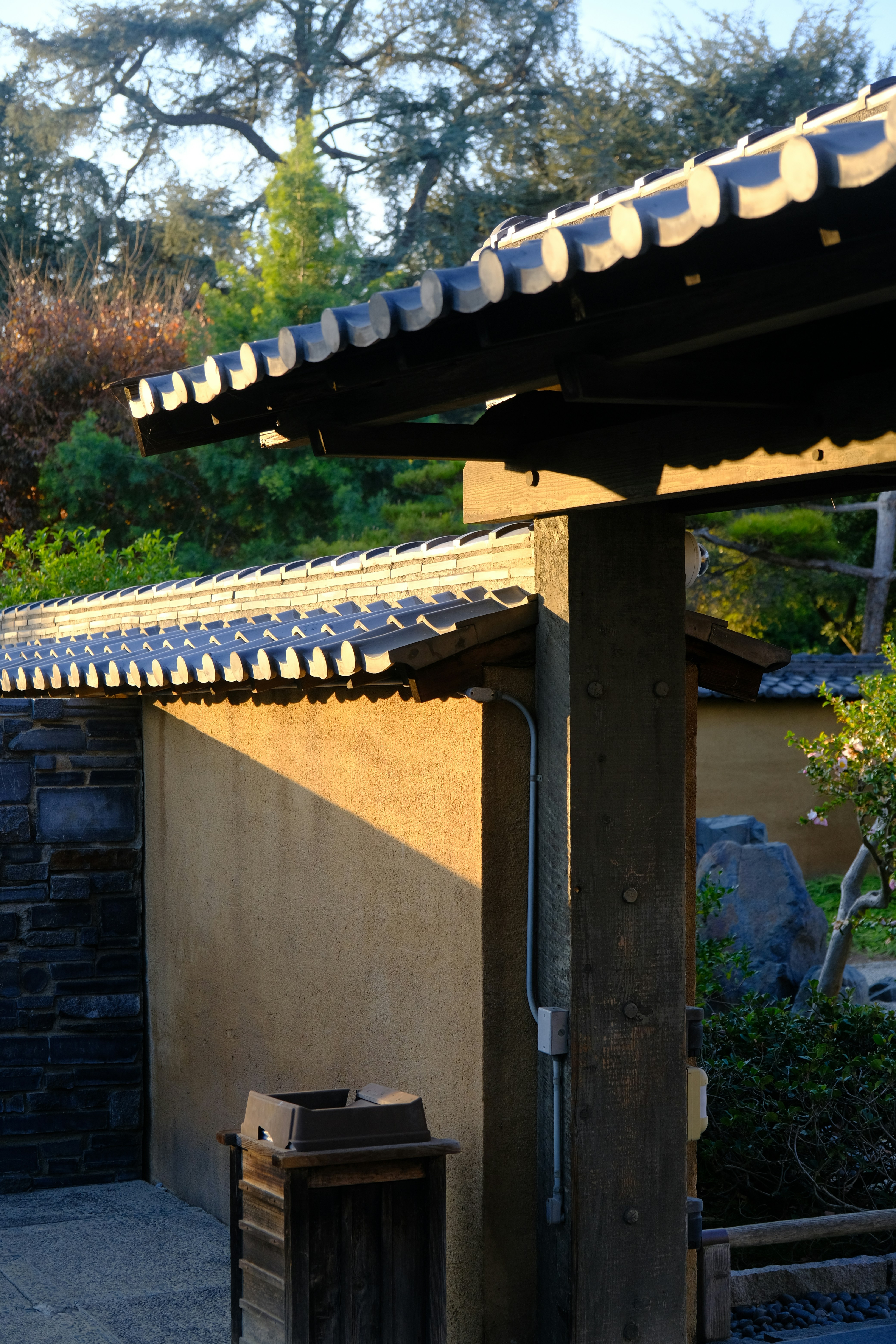 The roof of a building with a trash can in front of it photo – Free Los ...