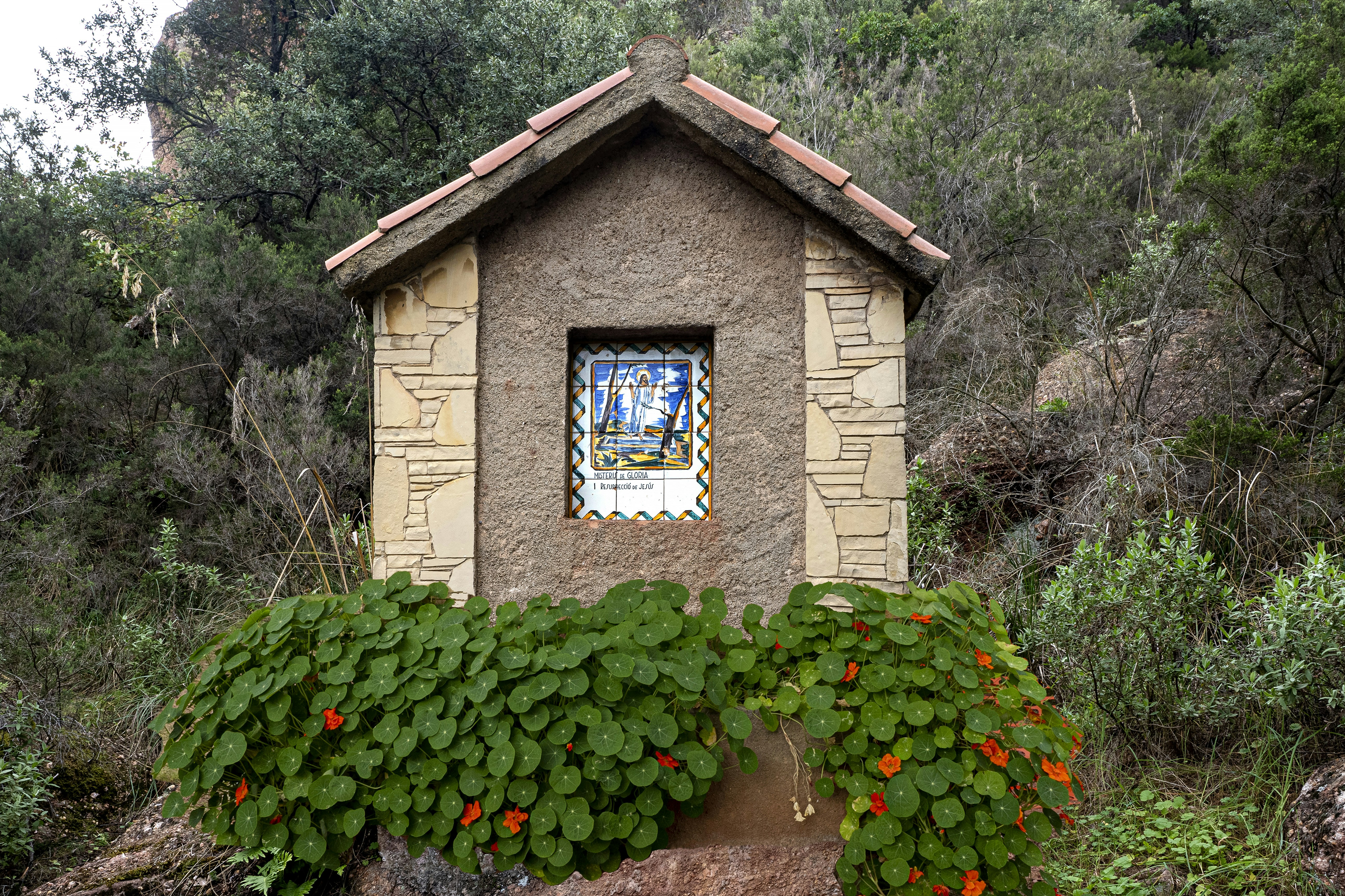 Ein kleines Haus mit einem Buntglasfenster Foto – Kostenloses Bild zum ...