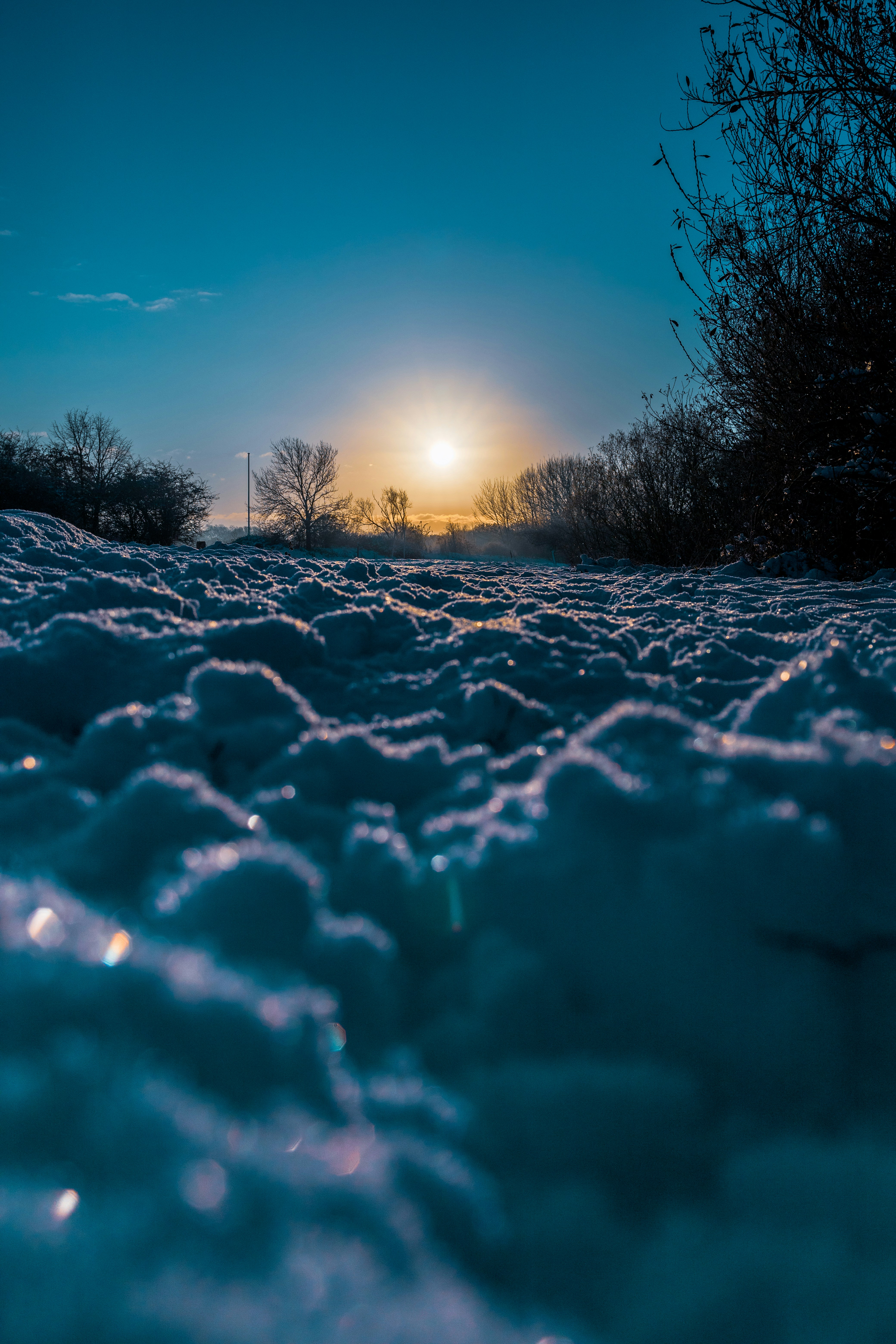 The sun is setting over a snowy field photo – Free Essex Image on Unsplash