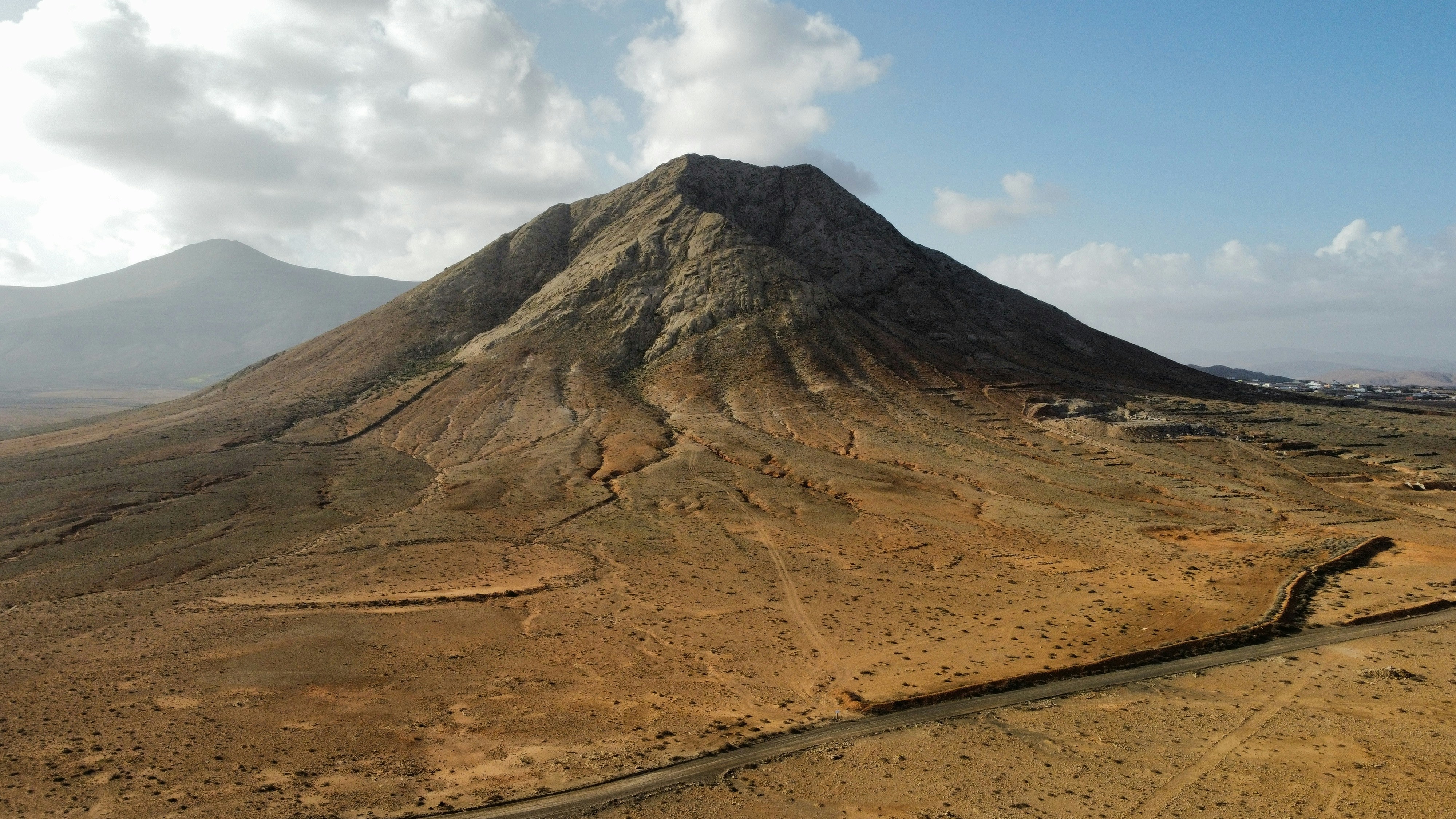 Foto zum Thema ein großer Berg mit einem Feldweg davor – Kostenloses ...