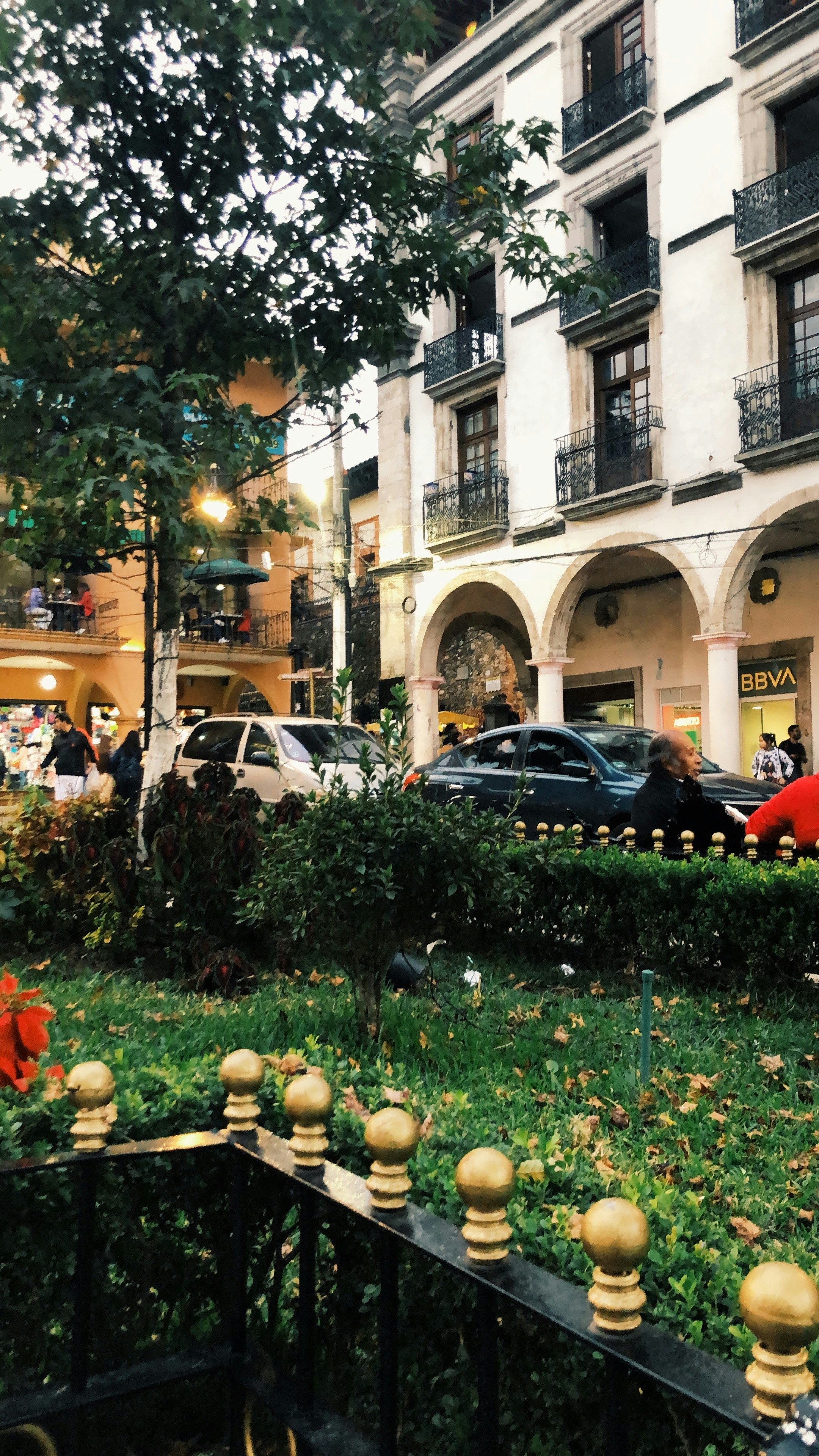 a group of cars parked in front of a building