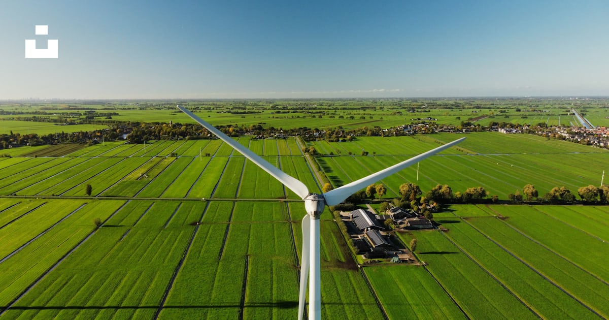 Foto Zum Thema Luftaufnahme Einer Windkraftanlage Auf Der Grünen Wiese