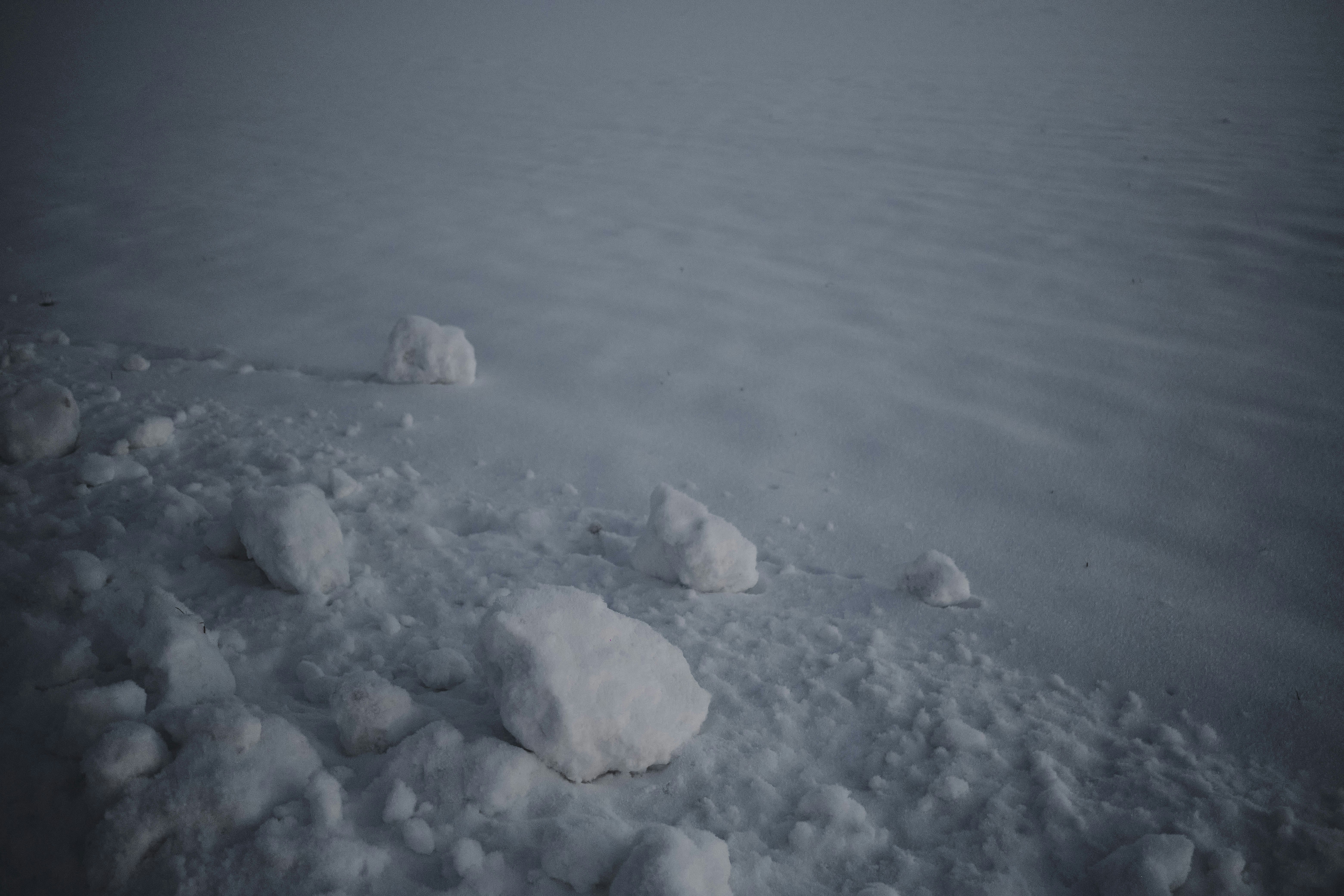 Un paysage enneigé avec des rochers et de la neige au sol photo – Image ...