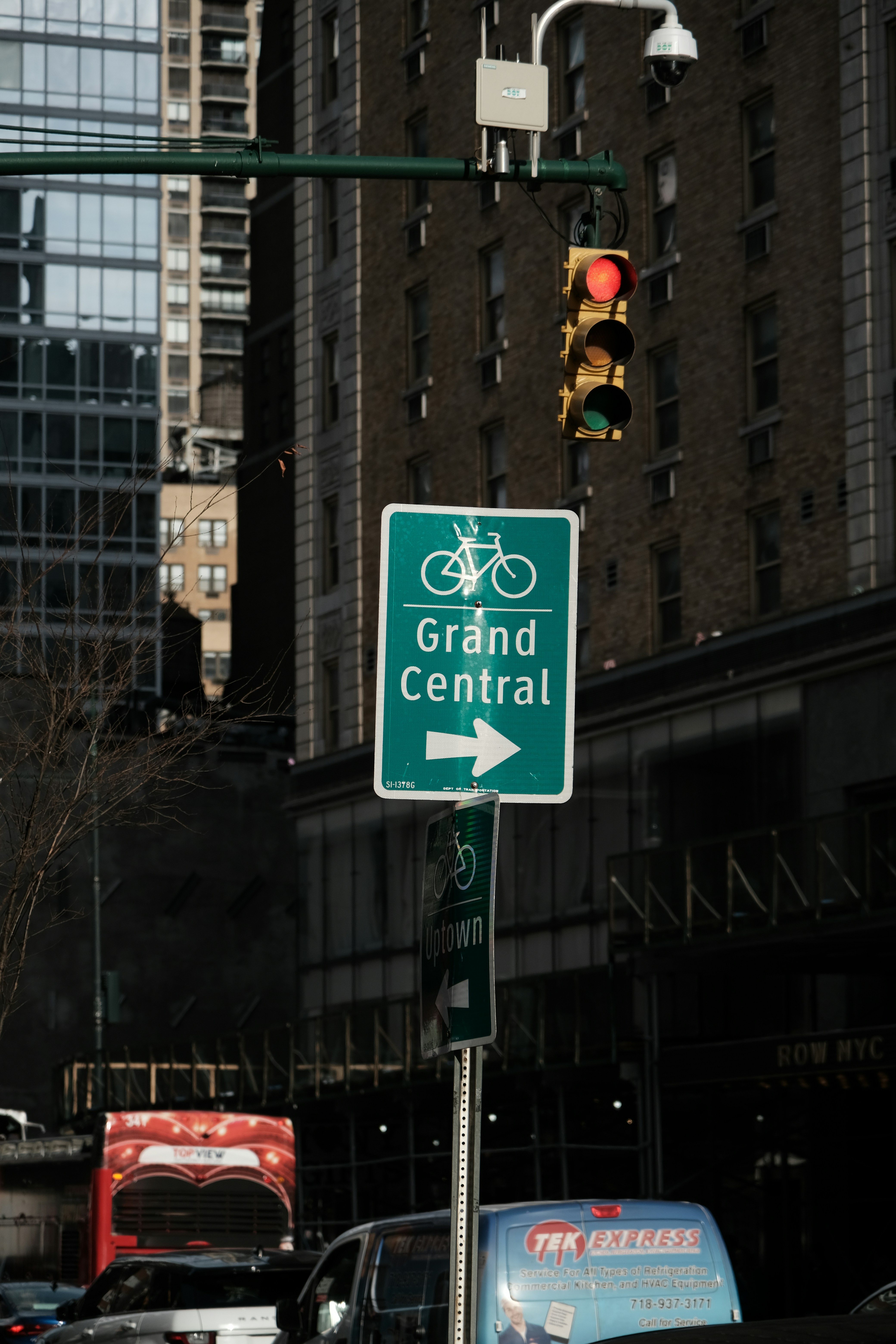 A green street sign sitting on the side of a road photo – Free Light ...