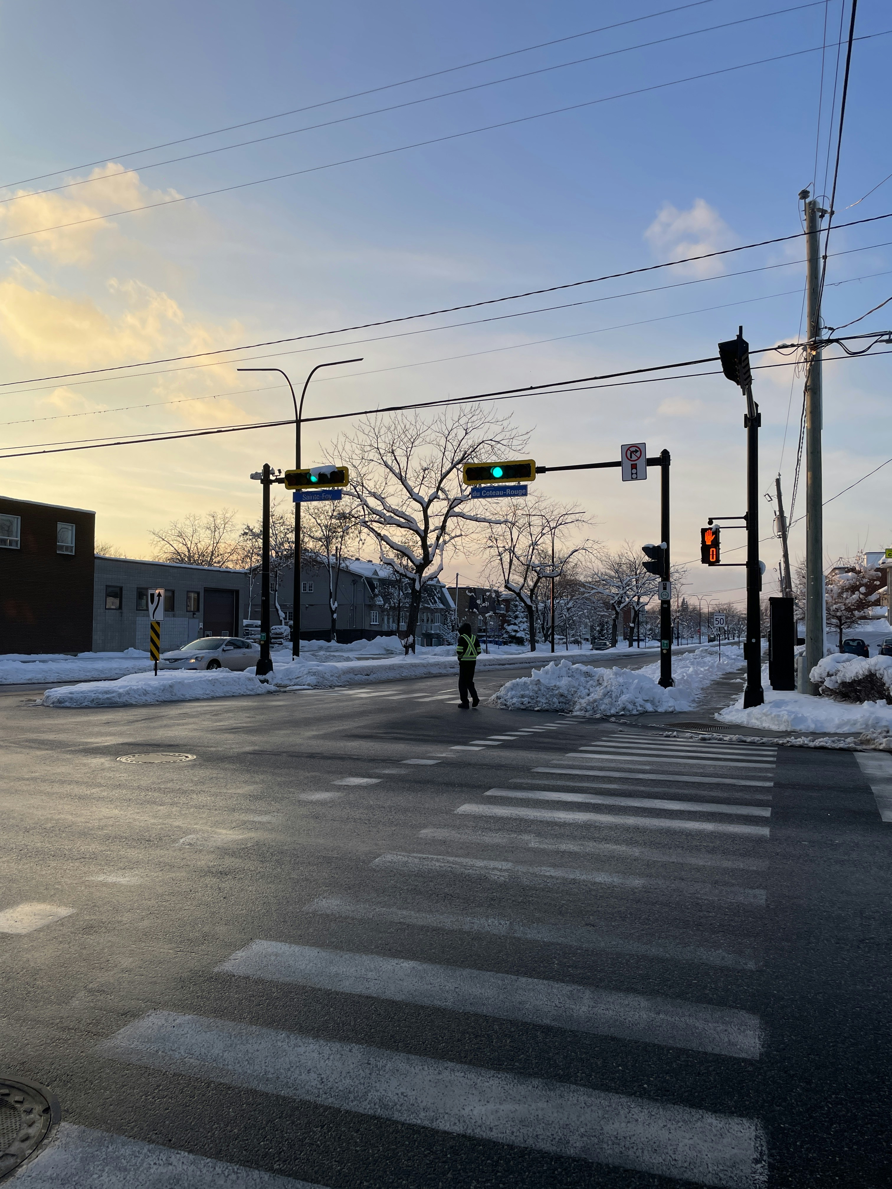 Un homme debout à une intersection avec des feux de circulation photo ...