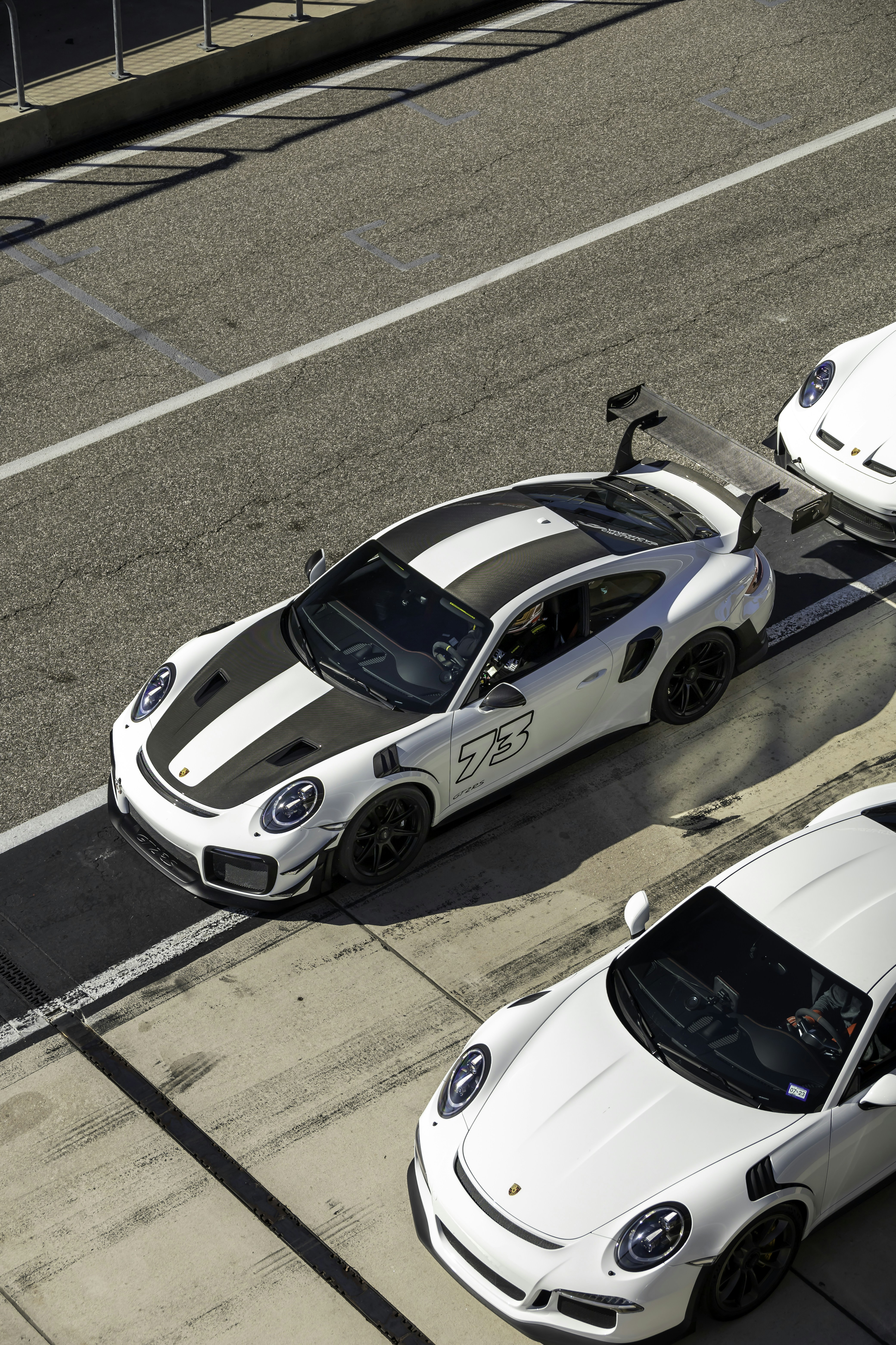 Due auto sportive bianche parcheggiate una accanto all'altra foto ...