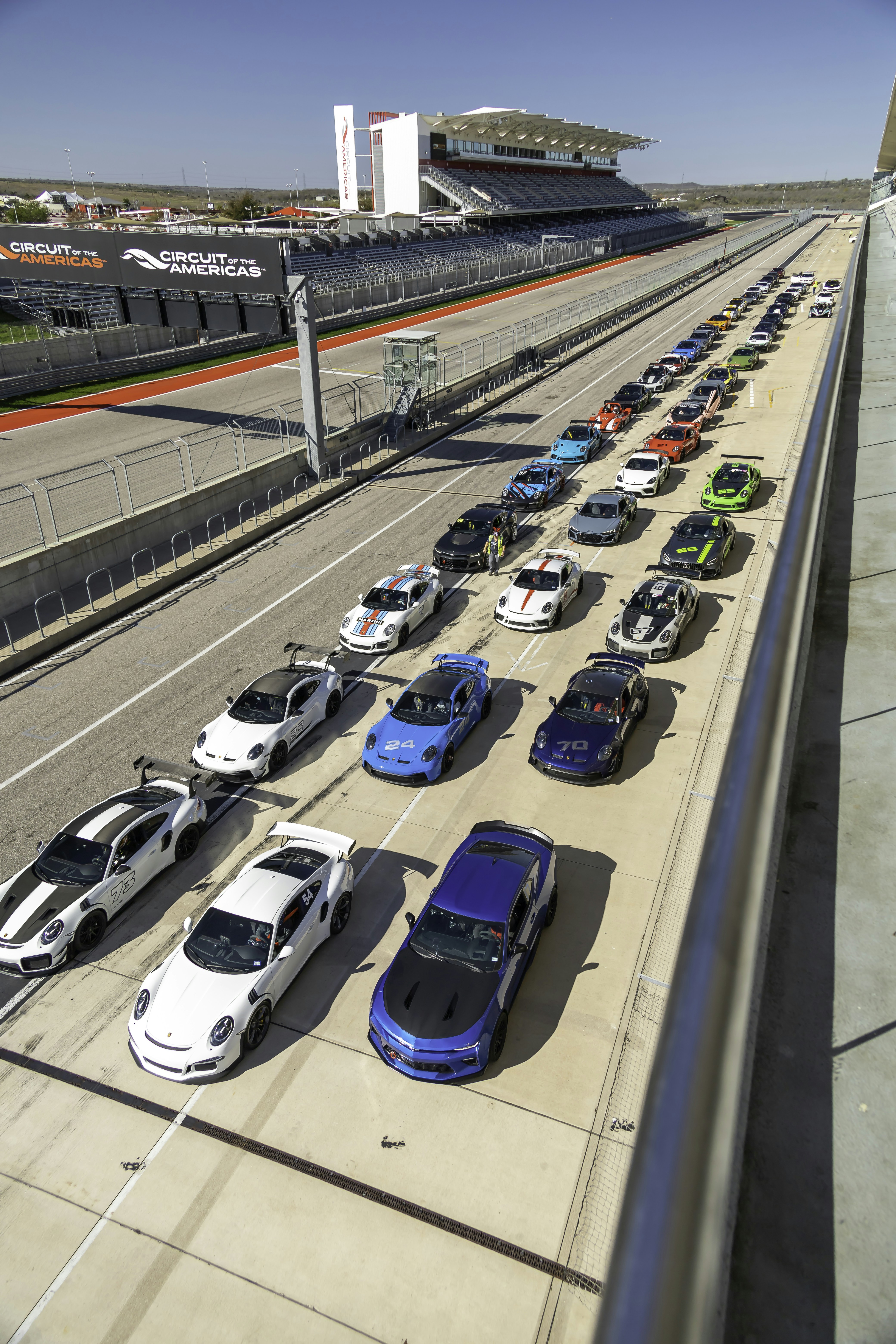 A long line of cars on a race track photo – Free Cota Image on Unsplash