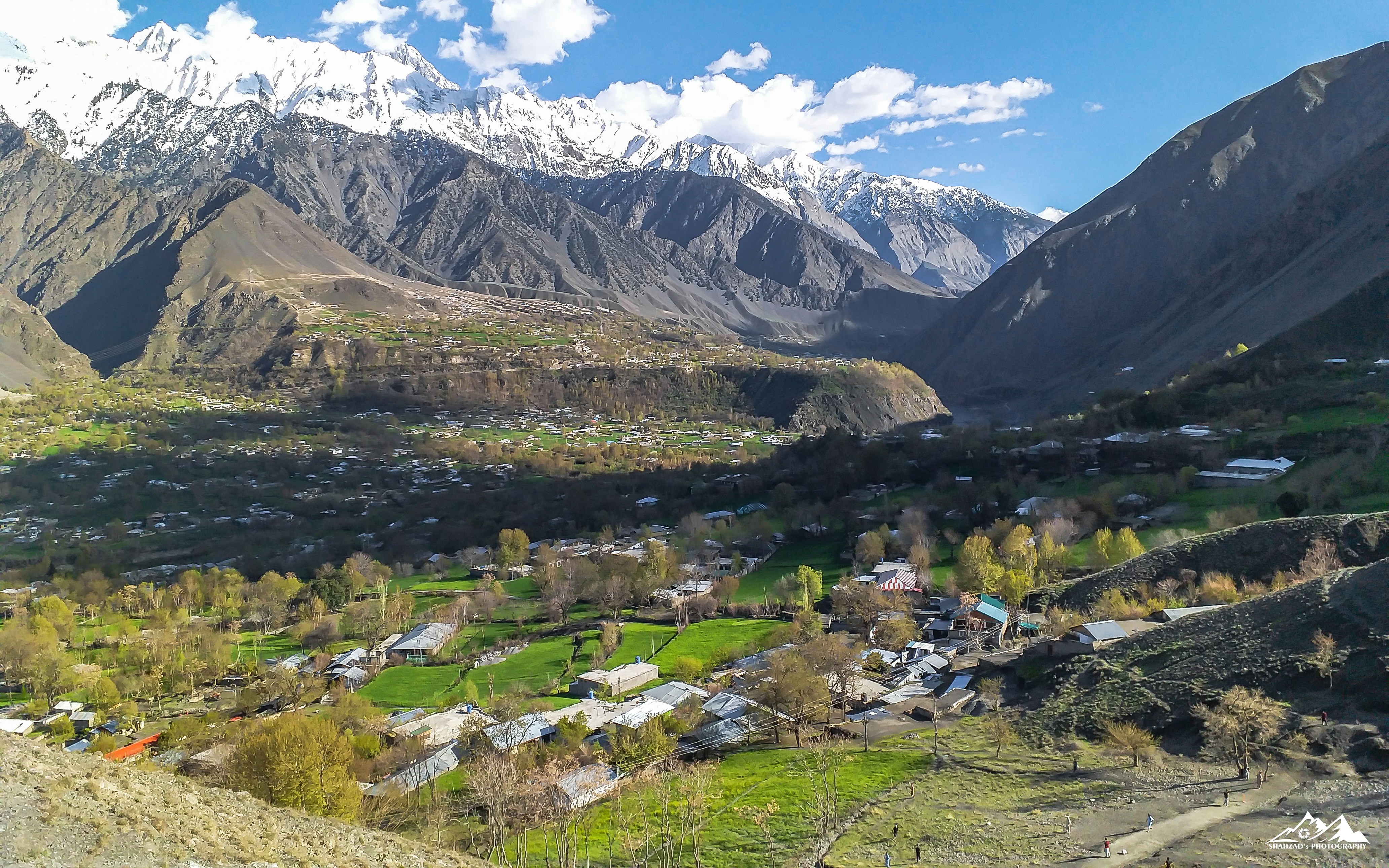 Une vue panoramique d’une petite ville dans les montagnes photo – Photo ...