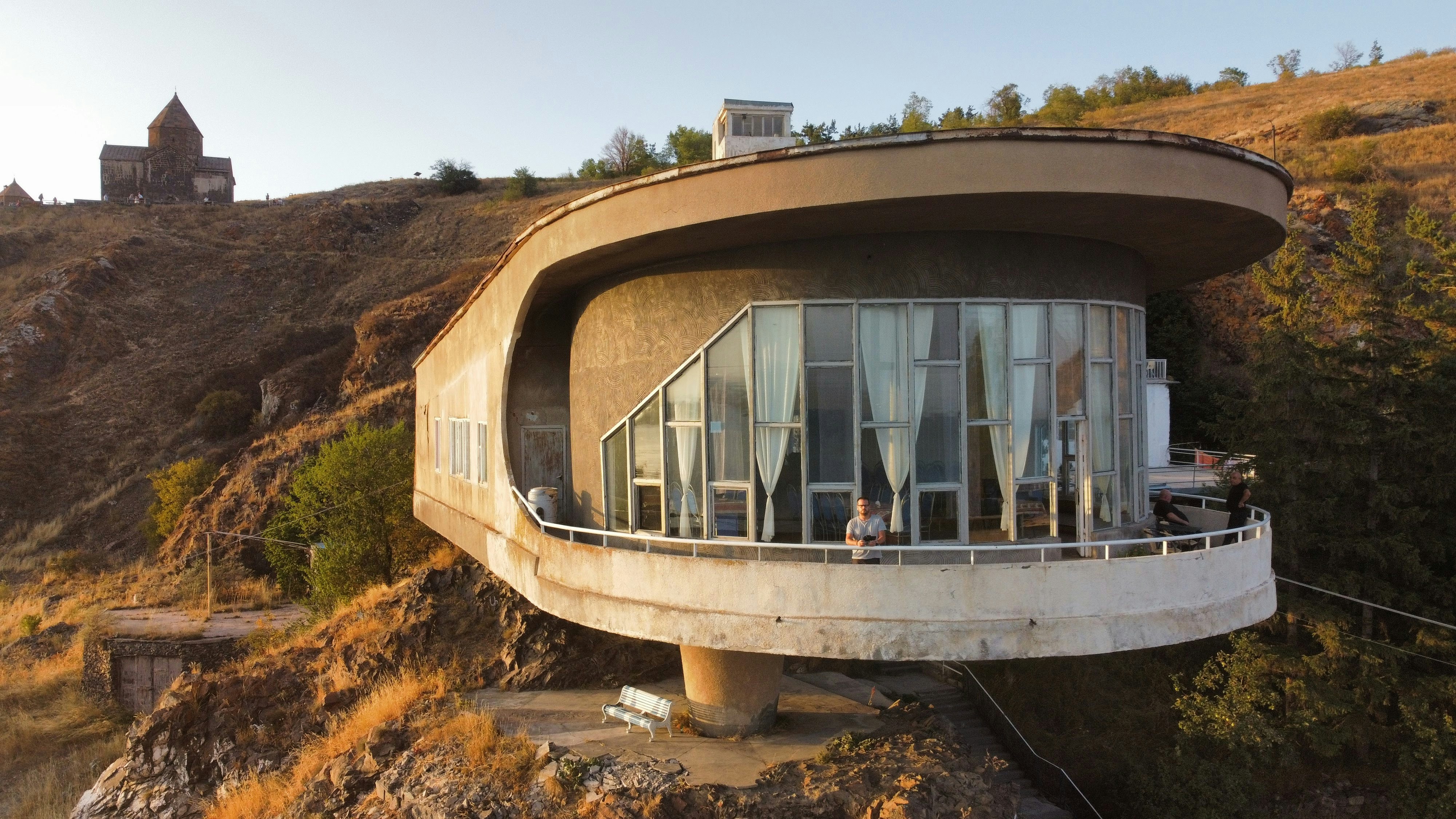 Un bâtiment rond avec un balcon au sommet d’une colline photo – Photo ...