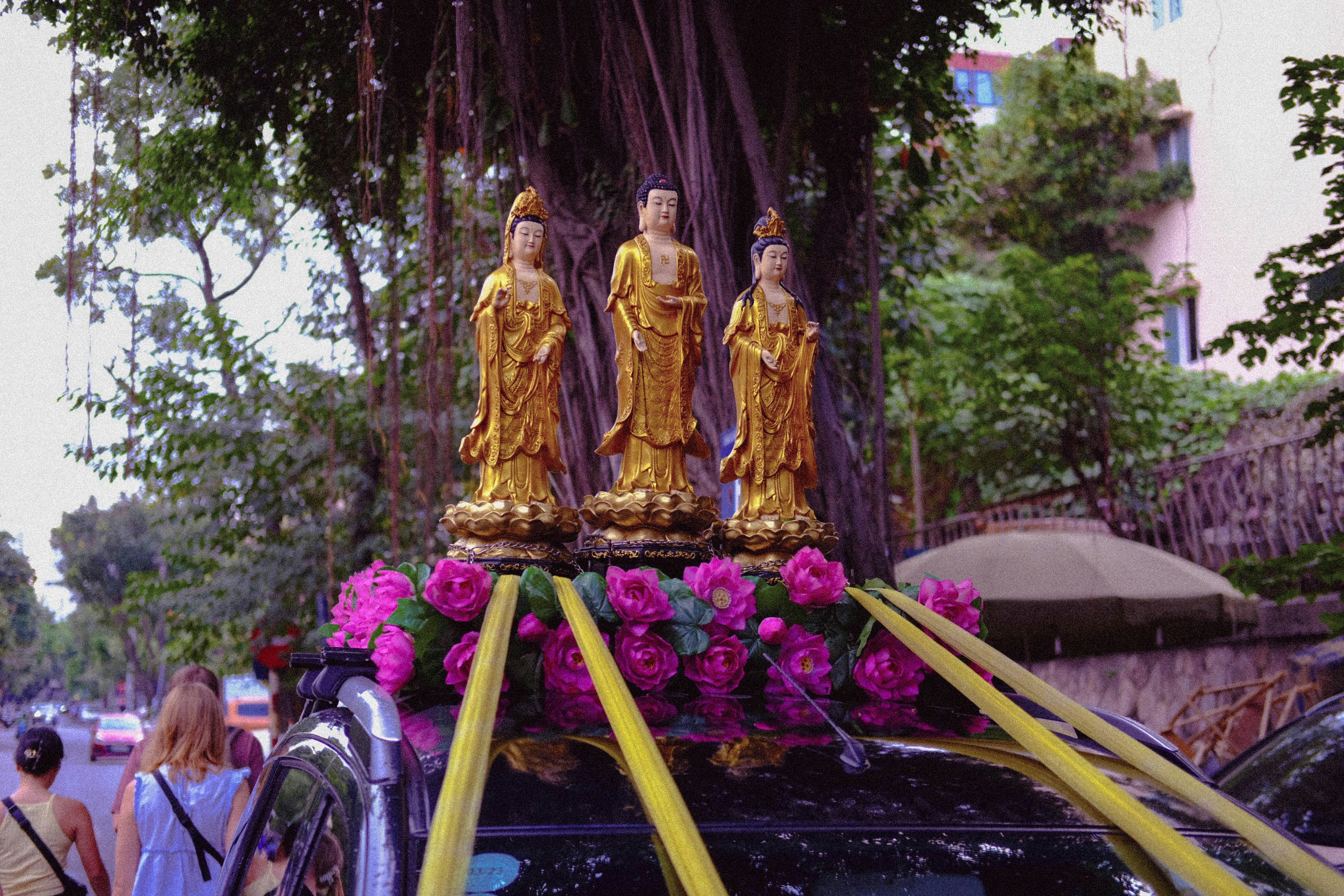 A car decorated with flowers and gold statues photo – Free Flower Image ...