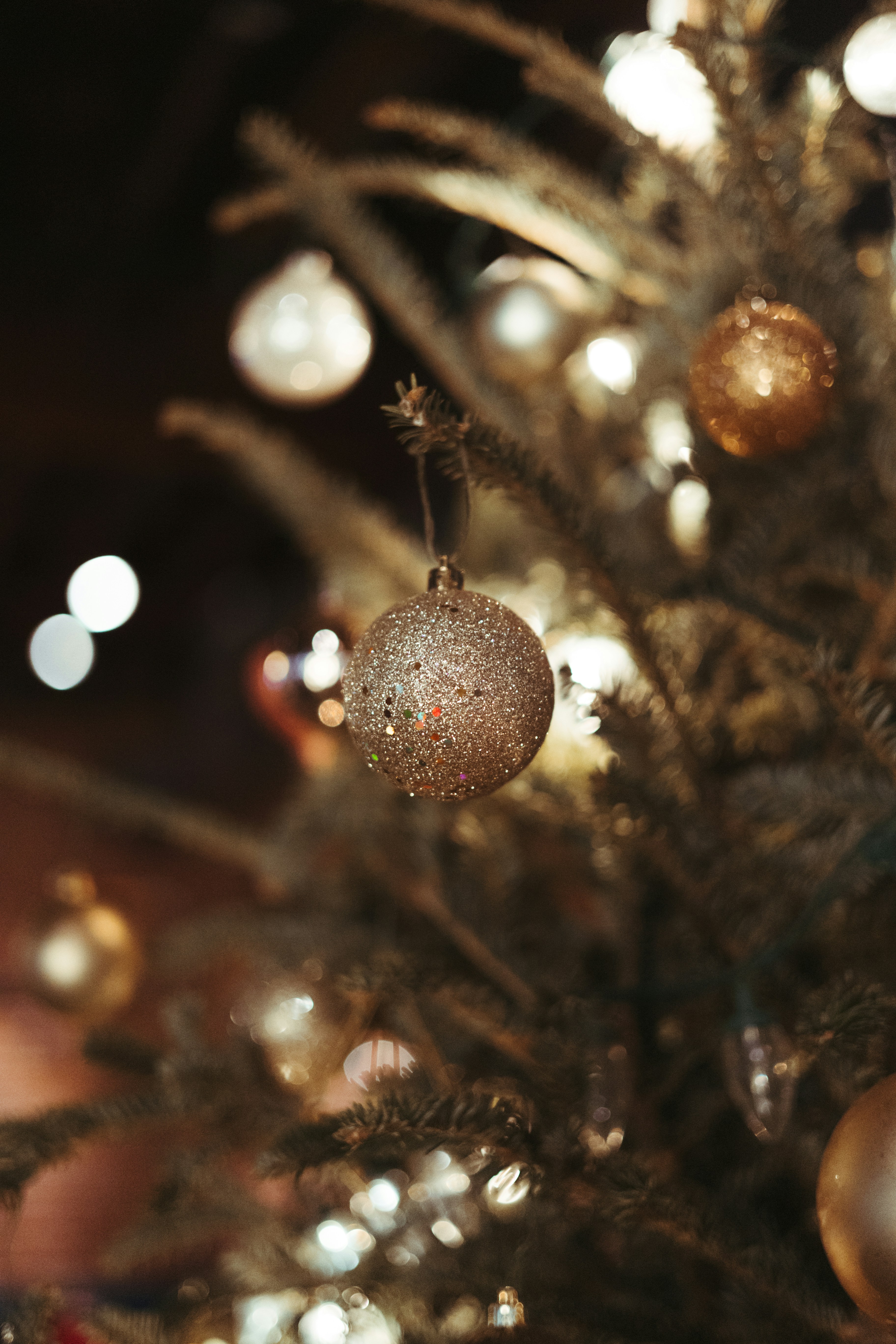 Un primer plano de un árbol de Navidad con adornos foto – Imagen de ...