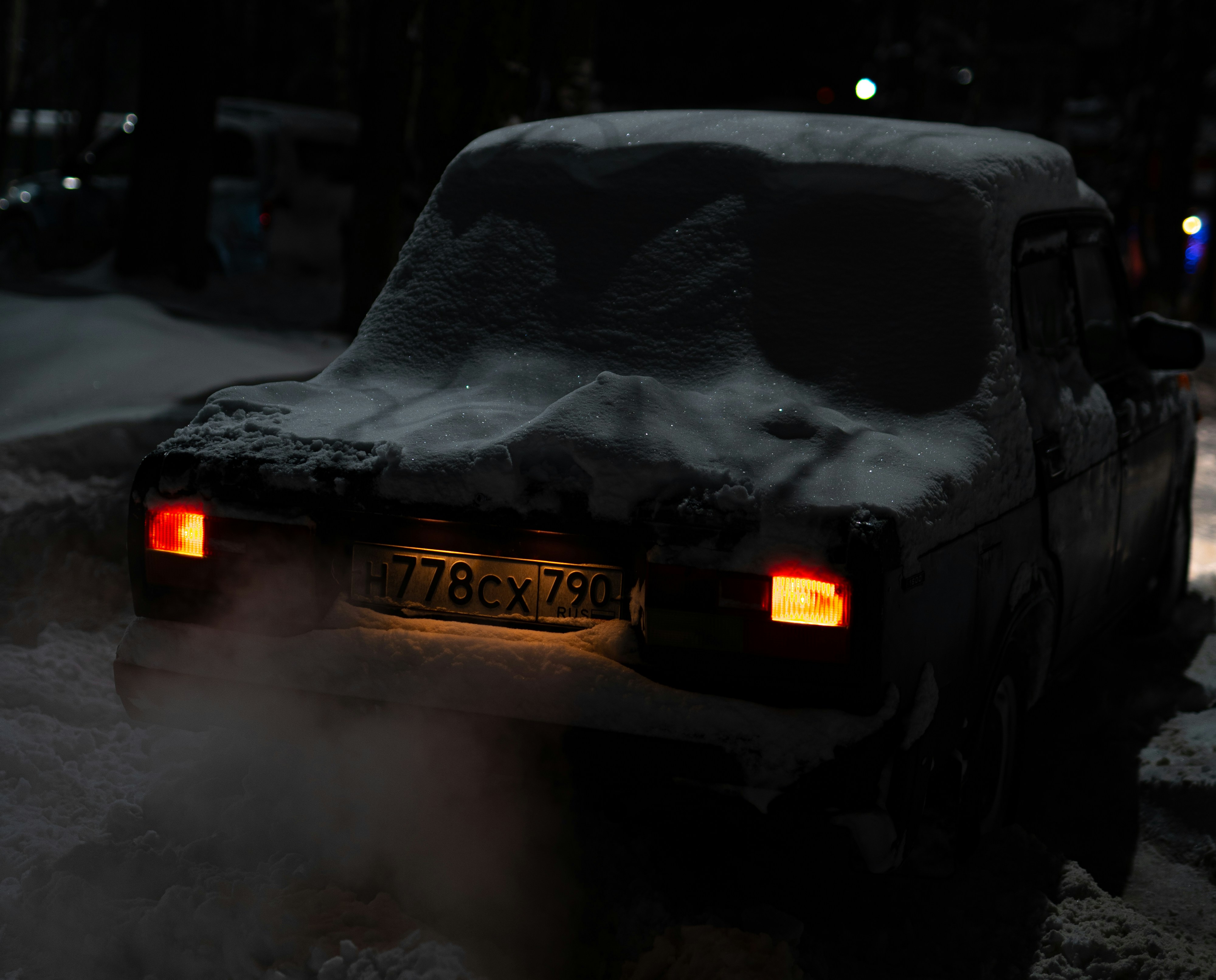 A car covered in snow on a snowy street photo – Free Snow Image on Unsplash