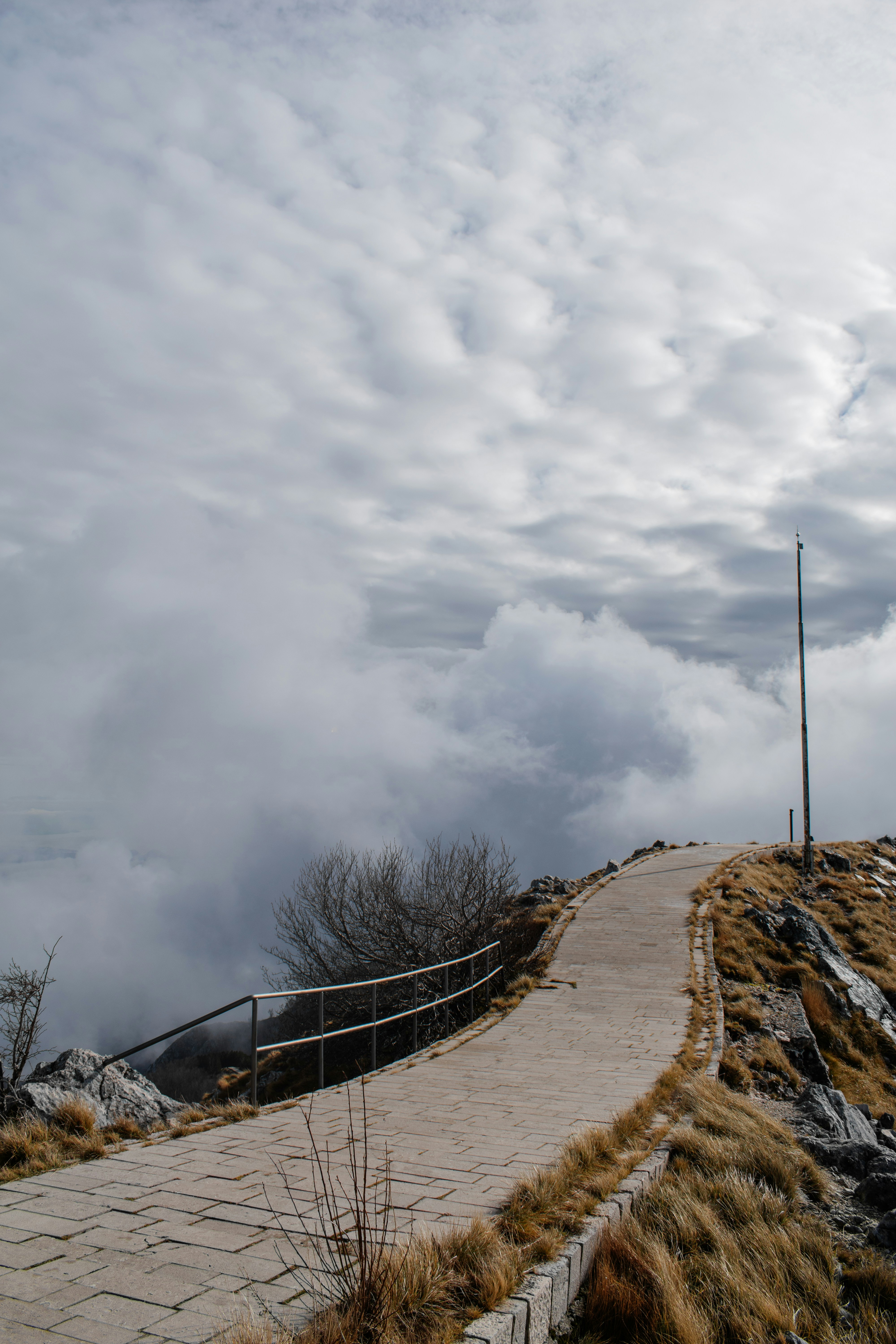 Un chemin menant au sommet d’une montagne photo – Photo Monténégro ...