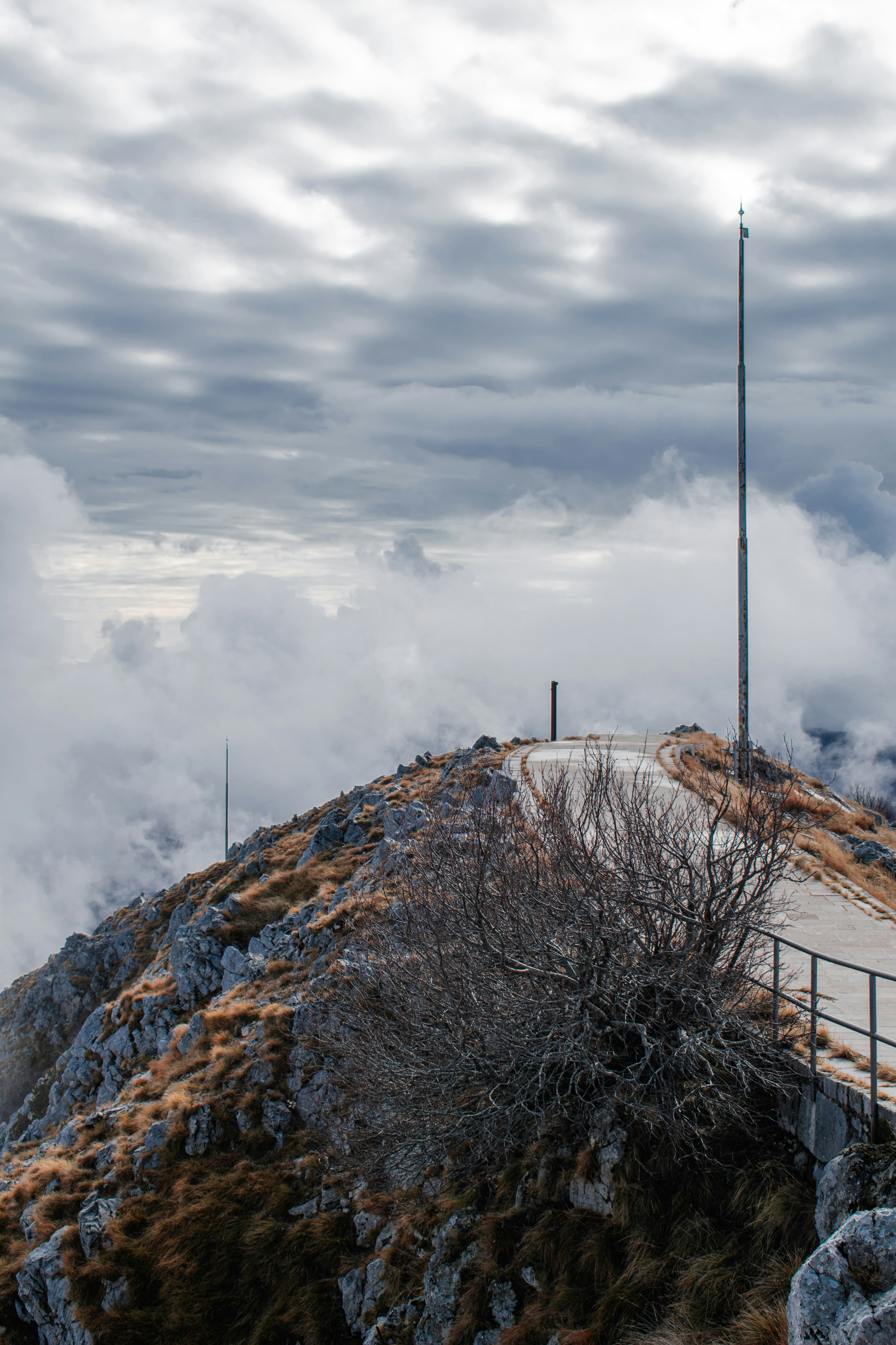 Une très haute colline avec une très haute tour au sommet photo – Photo ...