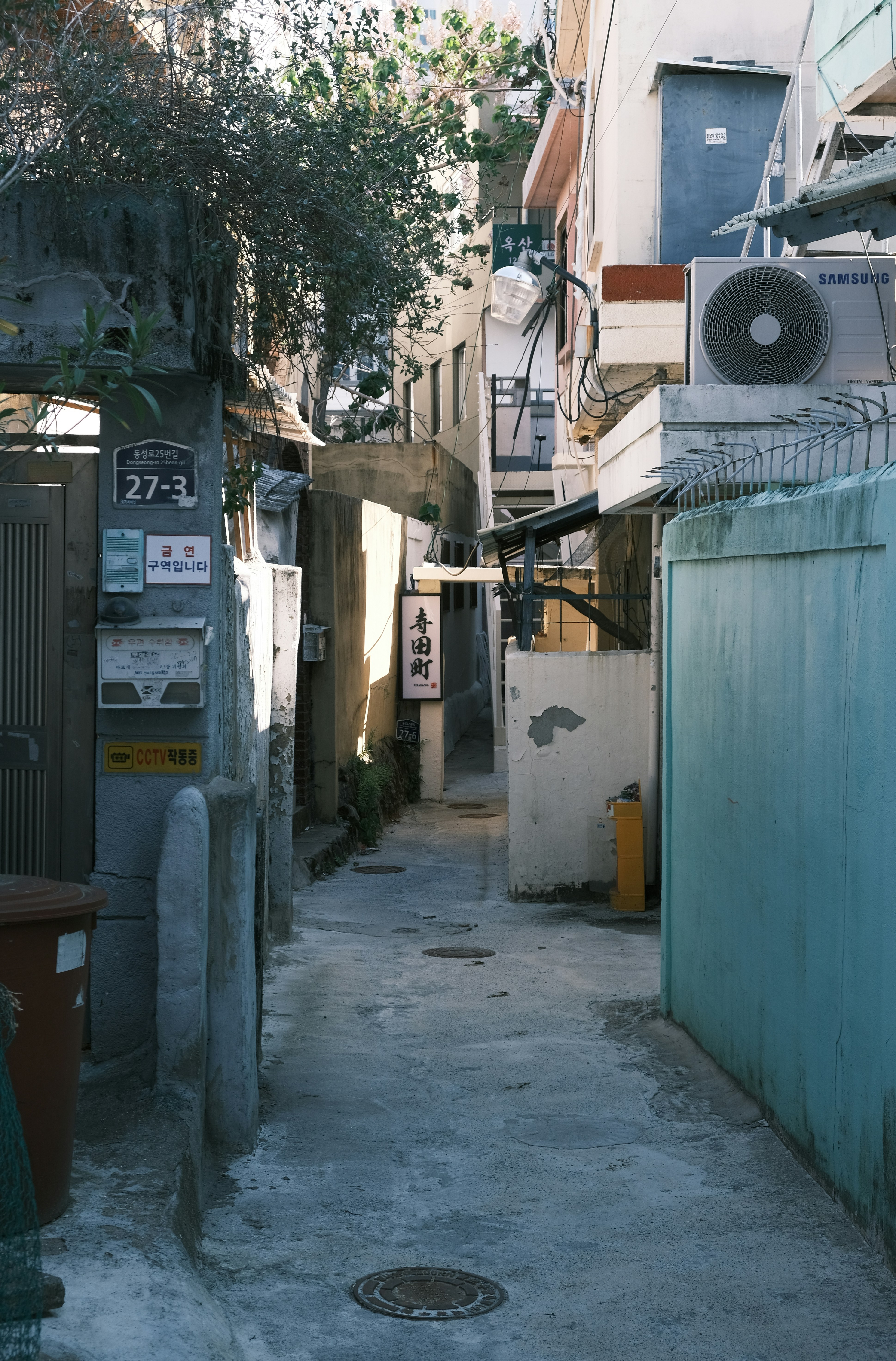 Une ruelle étroite avec un ventilateur sur le mur photo – Photo Busan ...