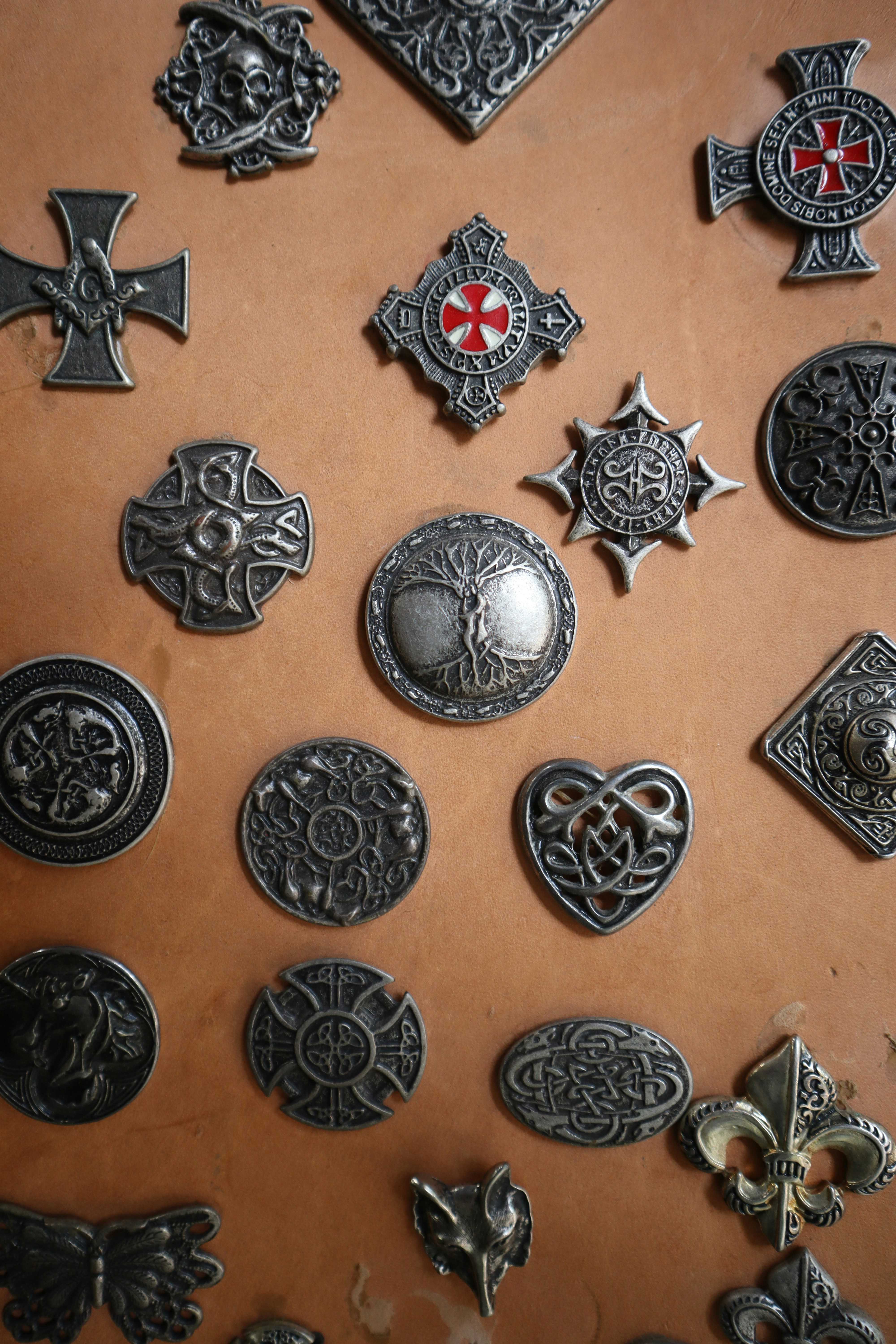 Un tas de différents types de boutons sur une table photo – Image ...