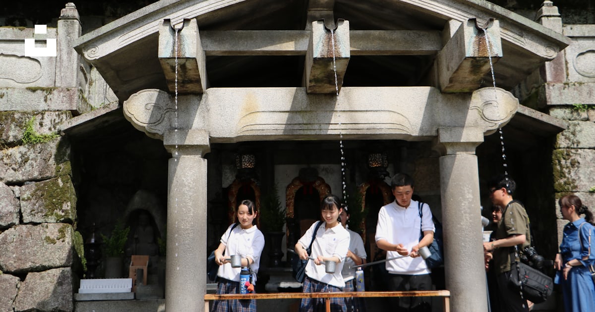 건물 앞에 서 있는 사람들의 그룹 사진 Unsplash의 무료 1초메−294 清水寺 이미지