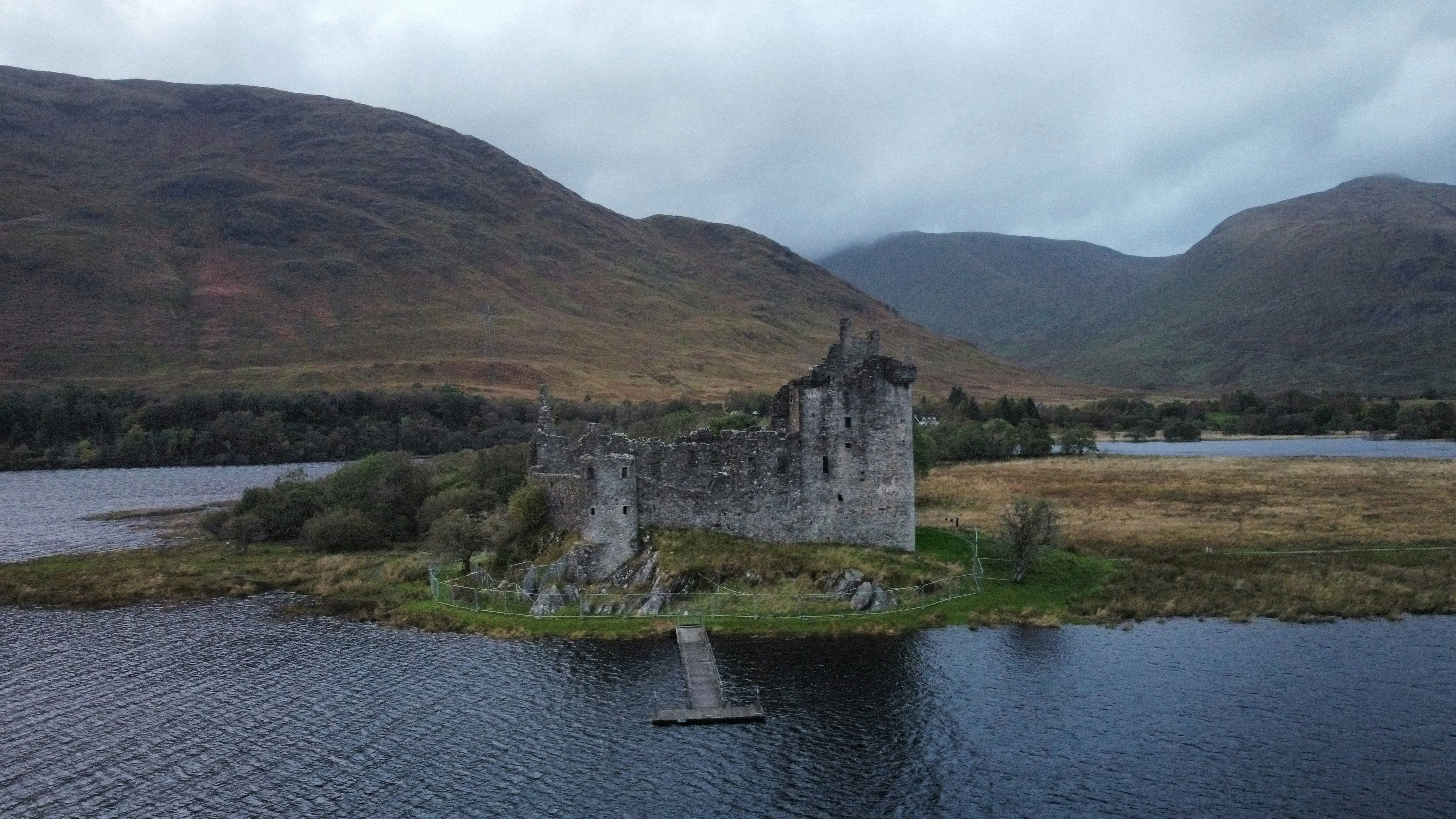 Un castillo en una isla en medio de un lago foto – Imagen de Castillo ...