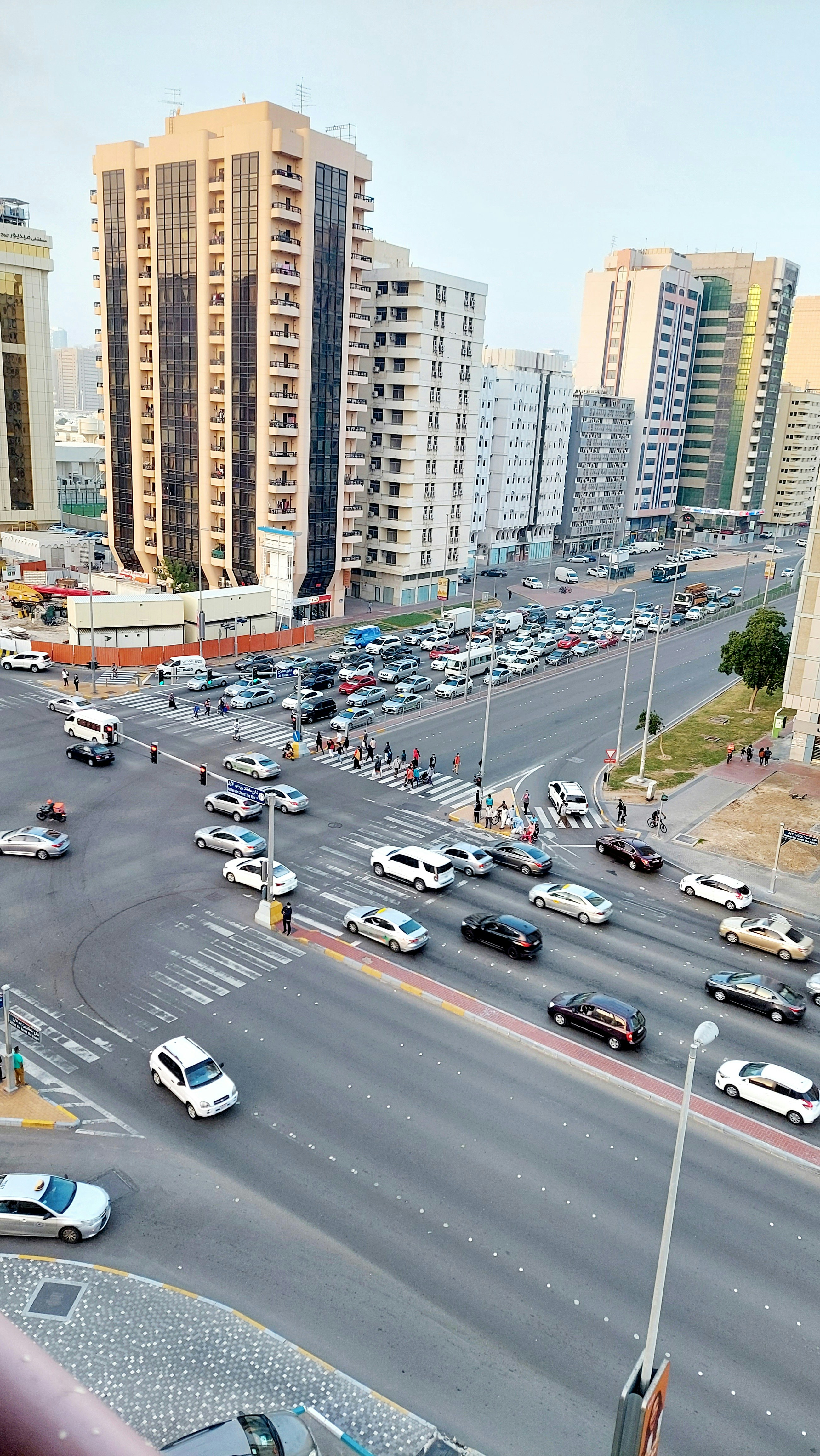 a busy city street filled with lots of traffic