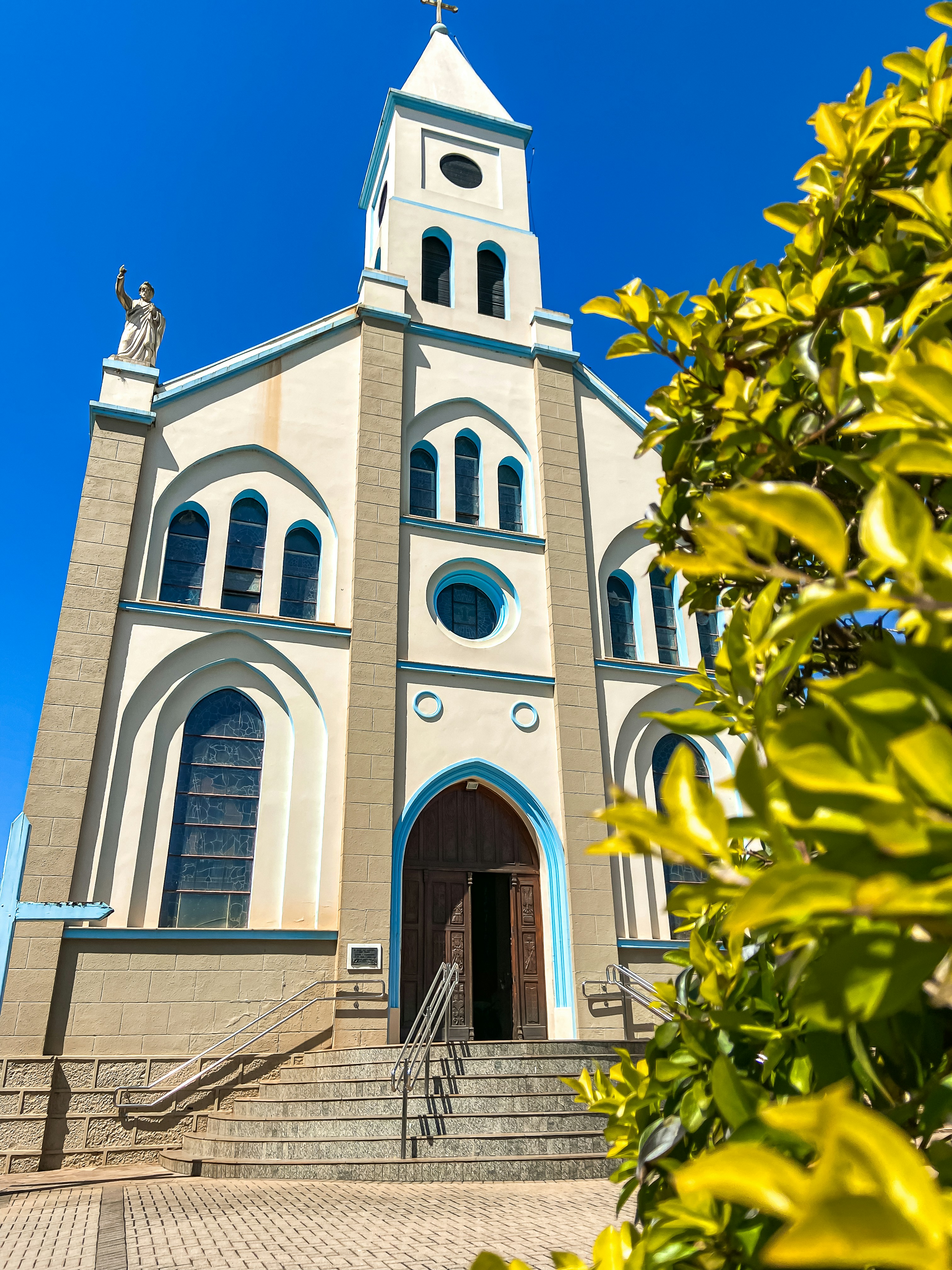 Une église avec un clocher et un clocher au sommet photo – Photo Cambre ...