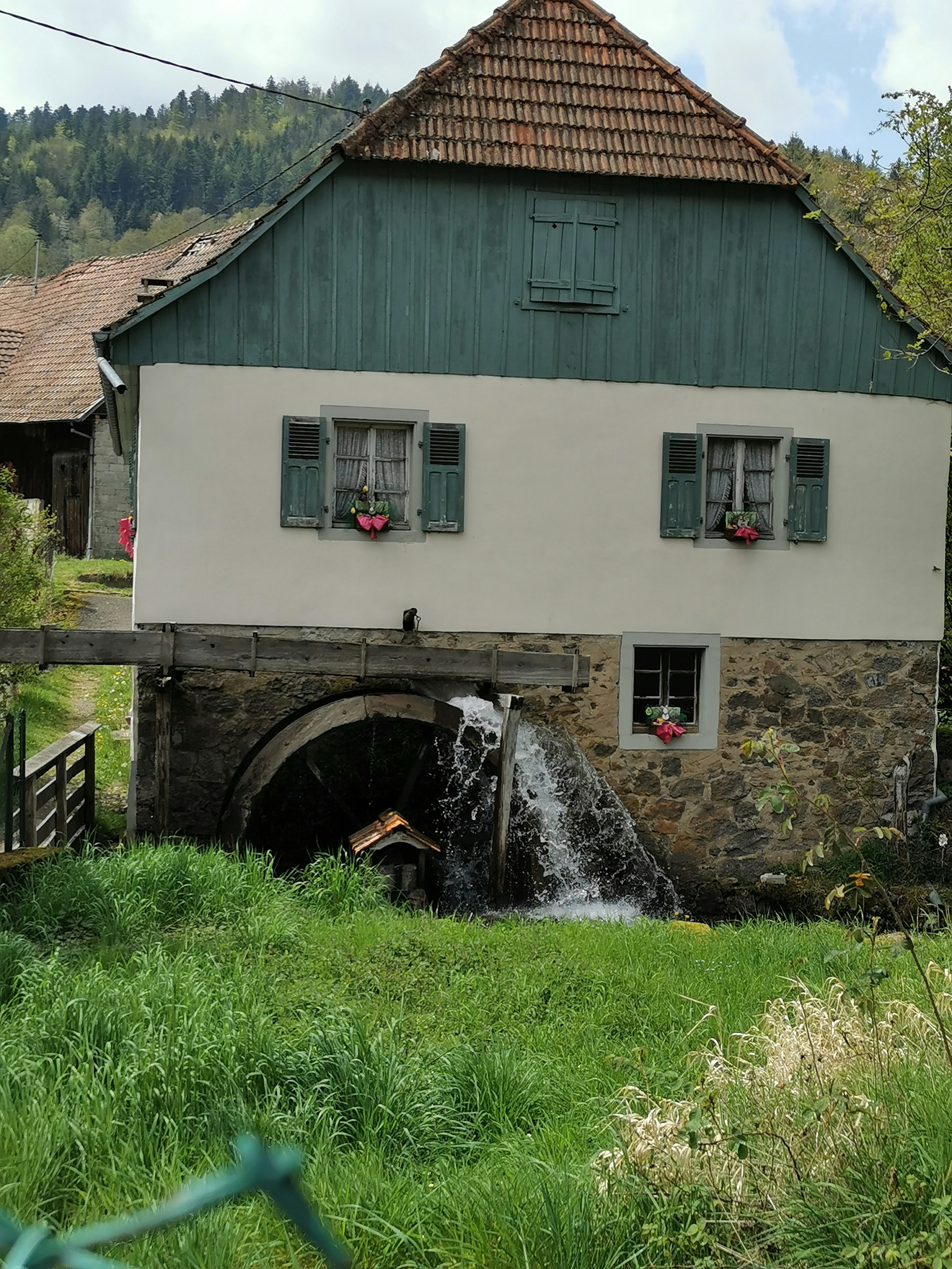 A house with a waterfall coming out of it photo – Free Image on Unsplash