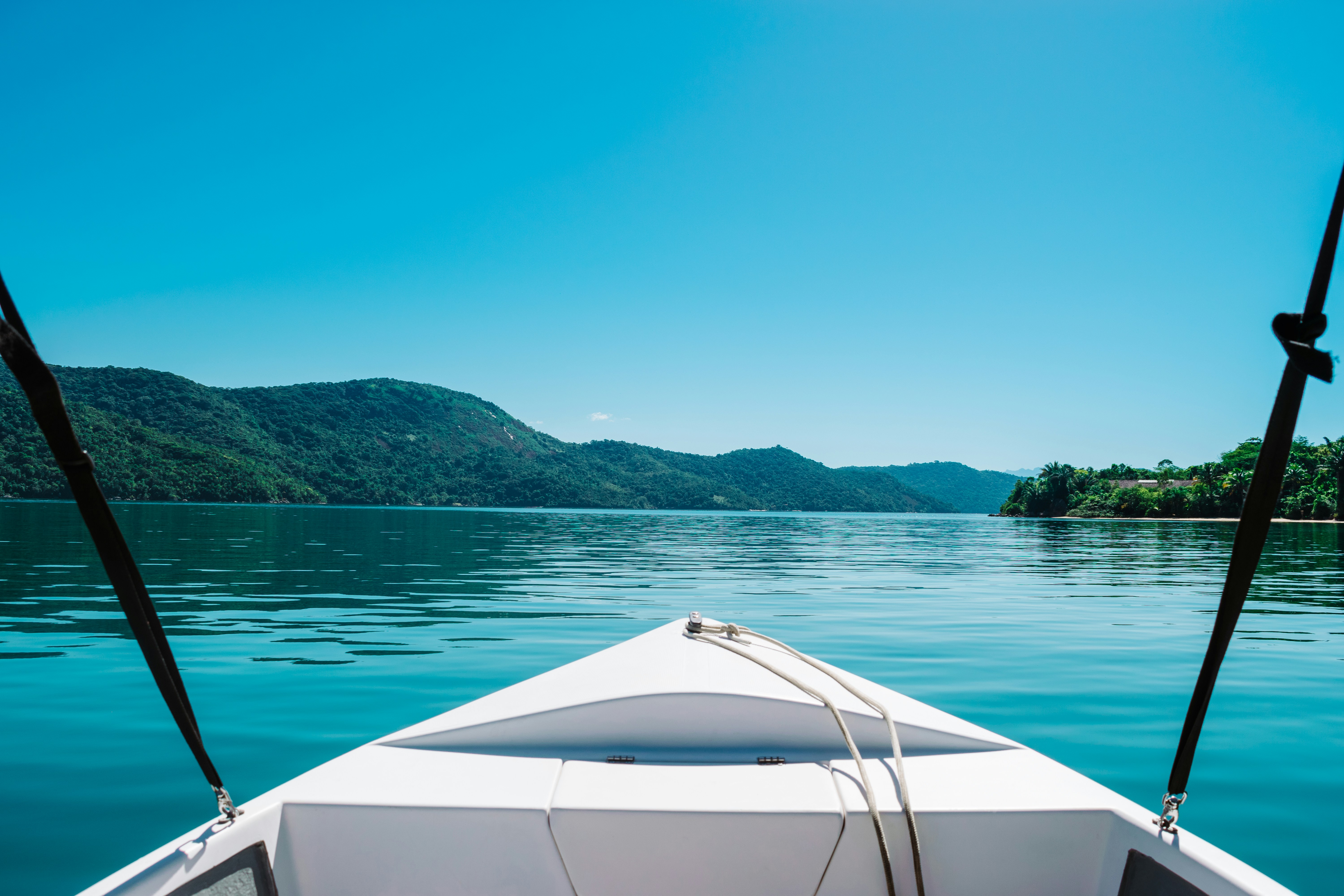La proue d’un bateau au milieu de l’eau photo – Image gratuite de ...