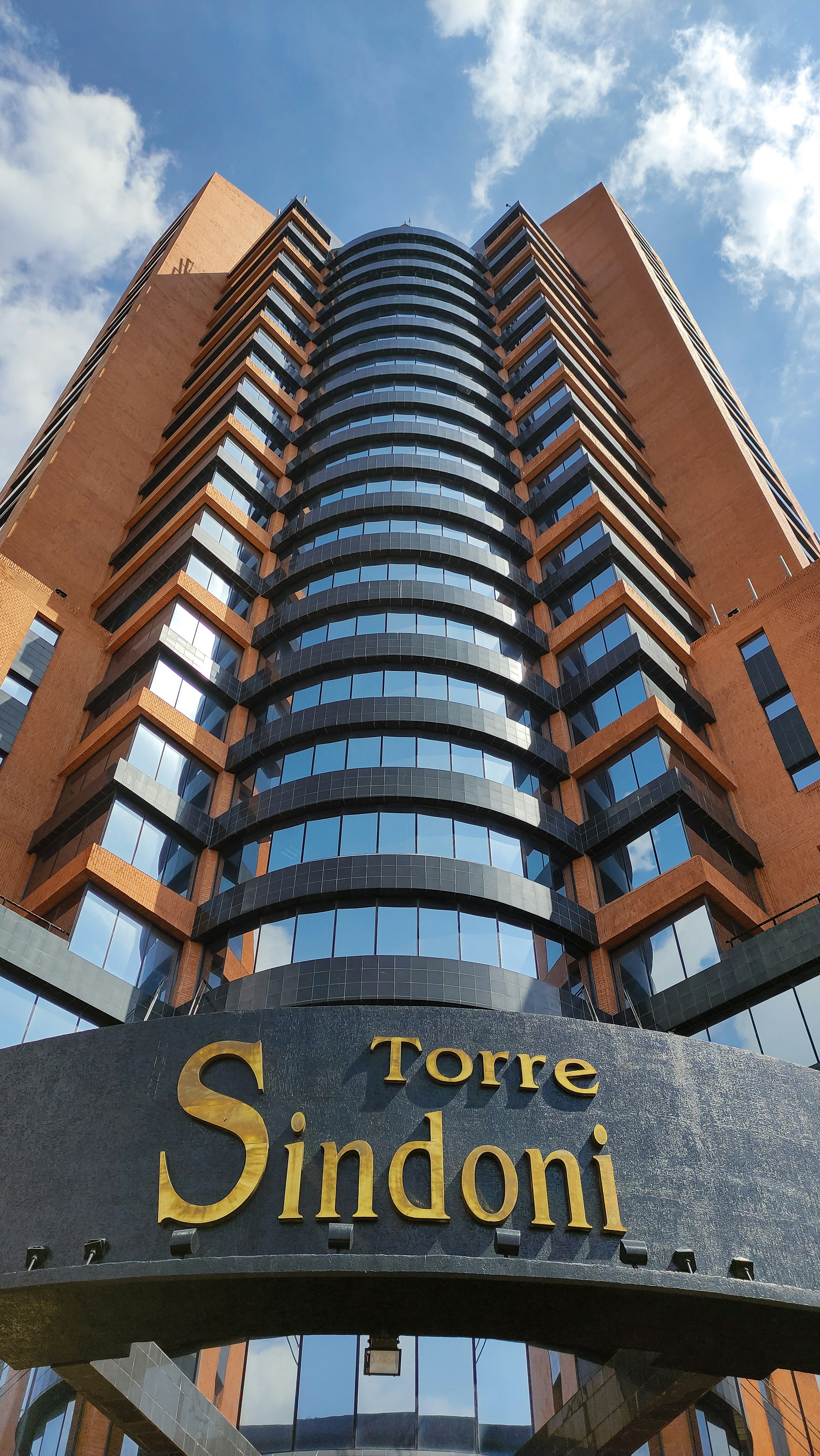 Foto Un edificio alto con un letrero que dice Torre Sindoni – Imagen ...