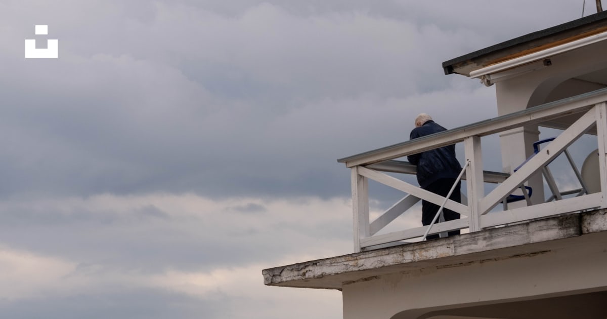 Un Homme Debout Sur Le Balcon Dun Immeuble Photo Photo Varna