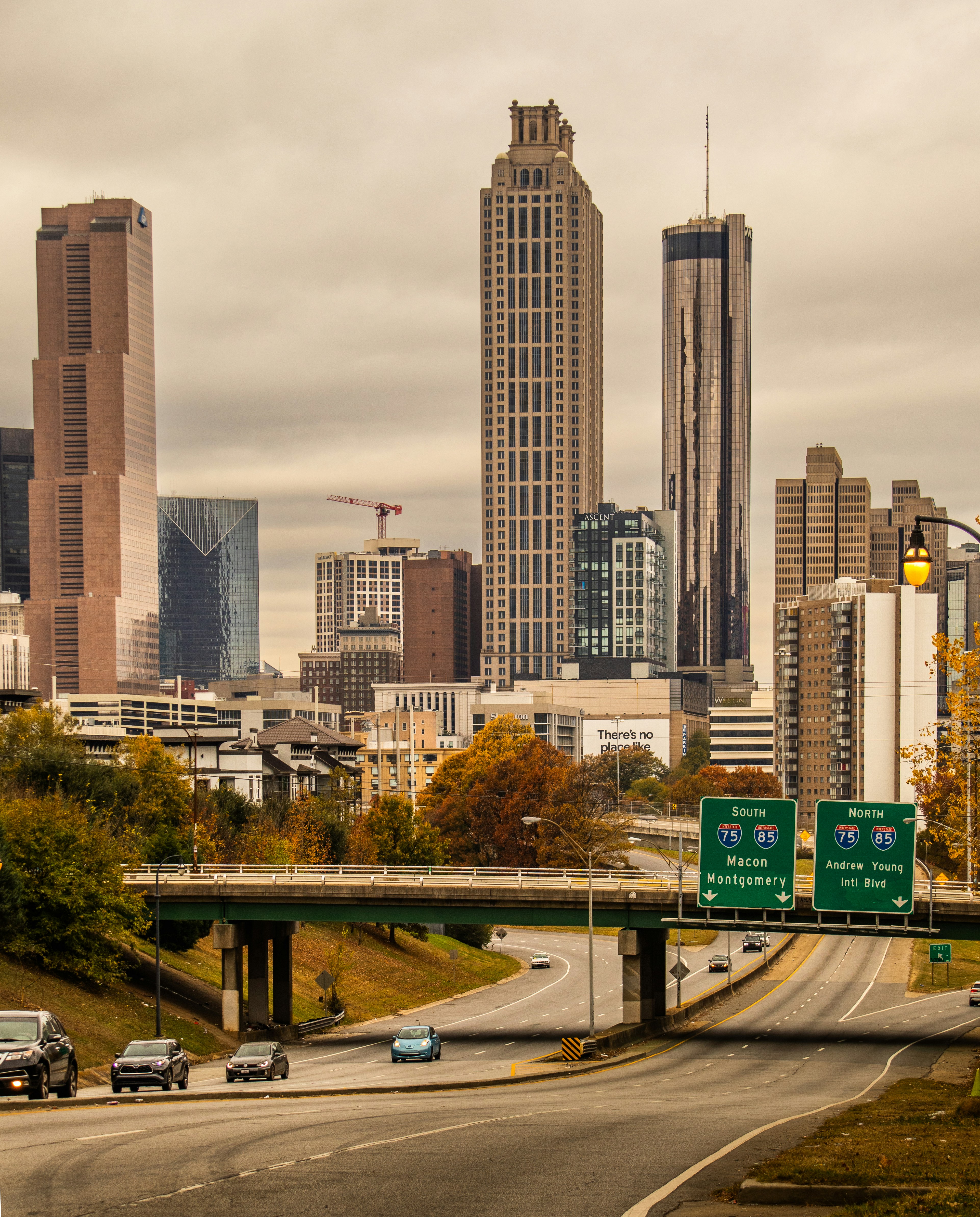 A highway with a bunch of cars driving on it photo – Free Atlanta Image ...